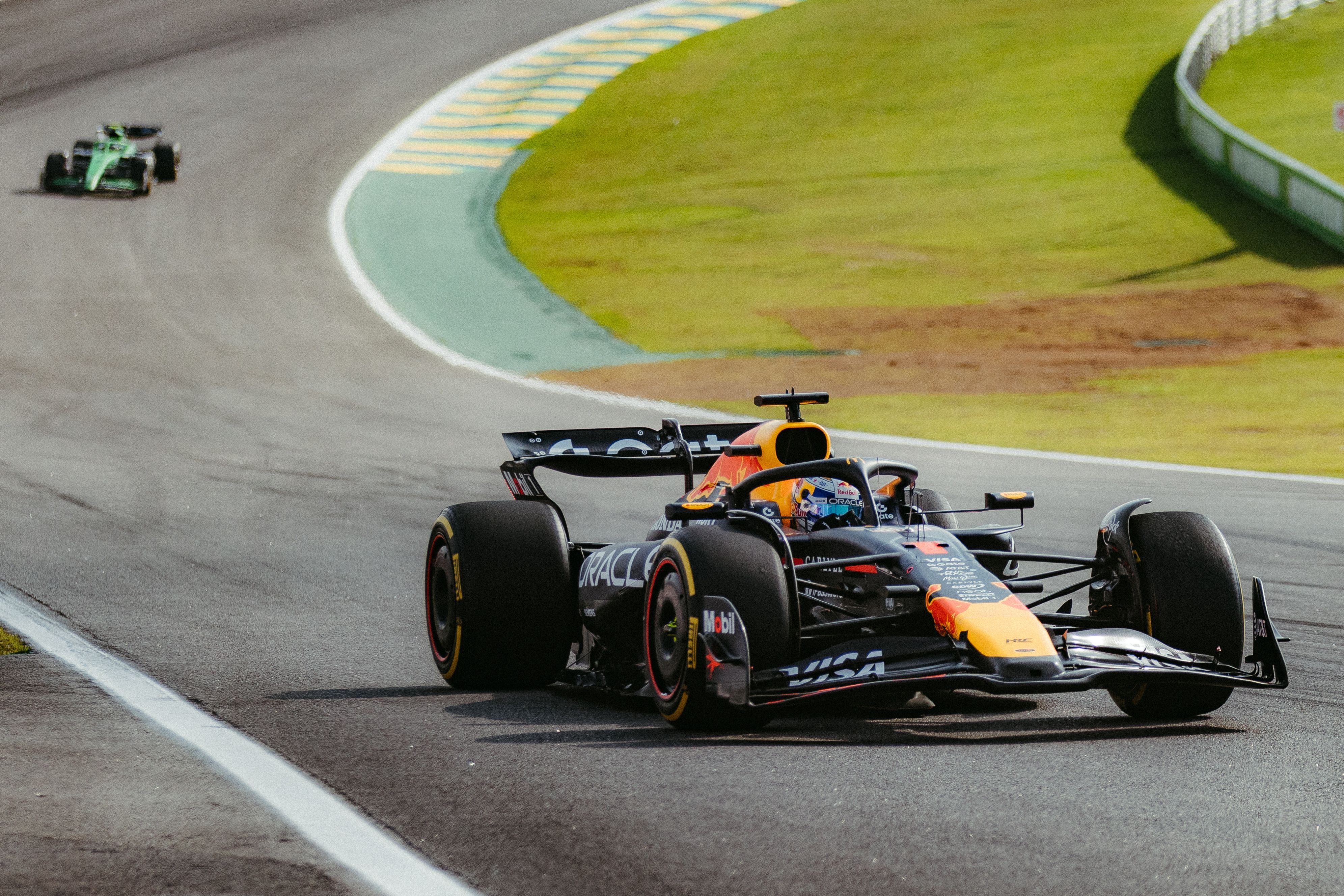 Emocionante Corrida De Fórmula 1 Em Interlagos, São Paulo · Foto ...
