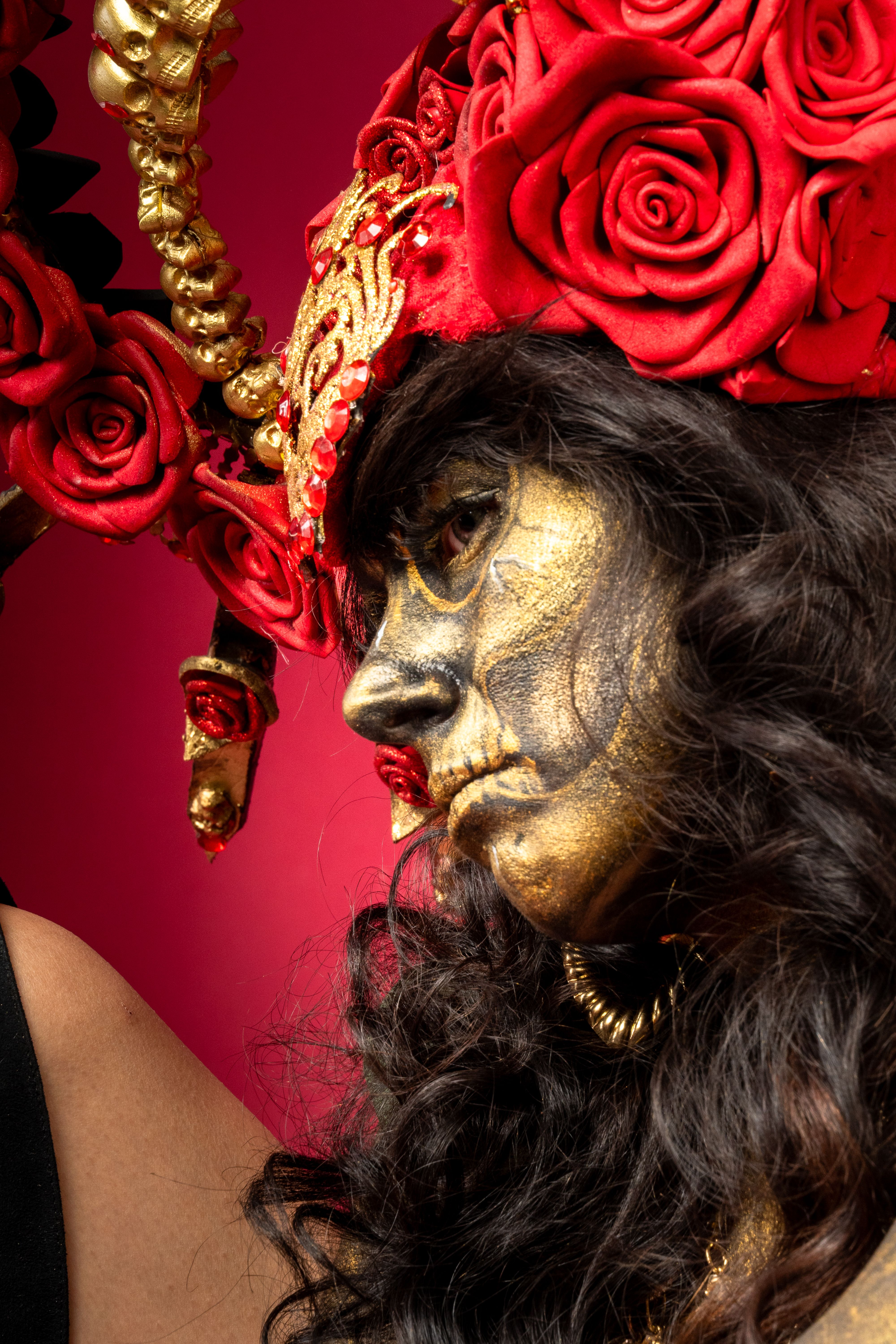 Maquillaje De Catrina Con Tocado De Rosa Roja · Foto de stock gratuita