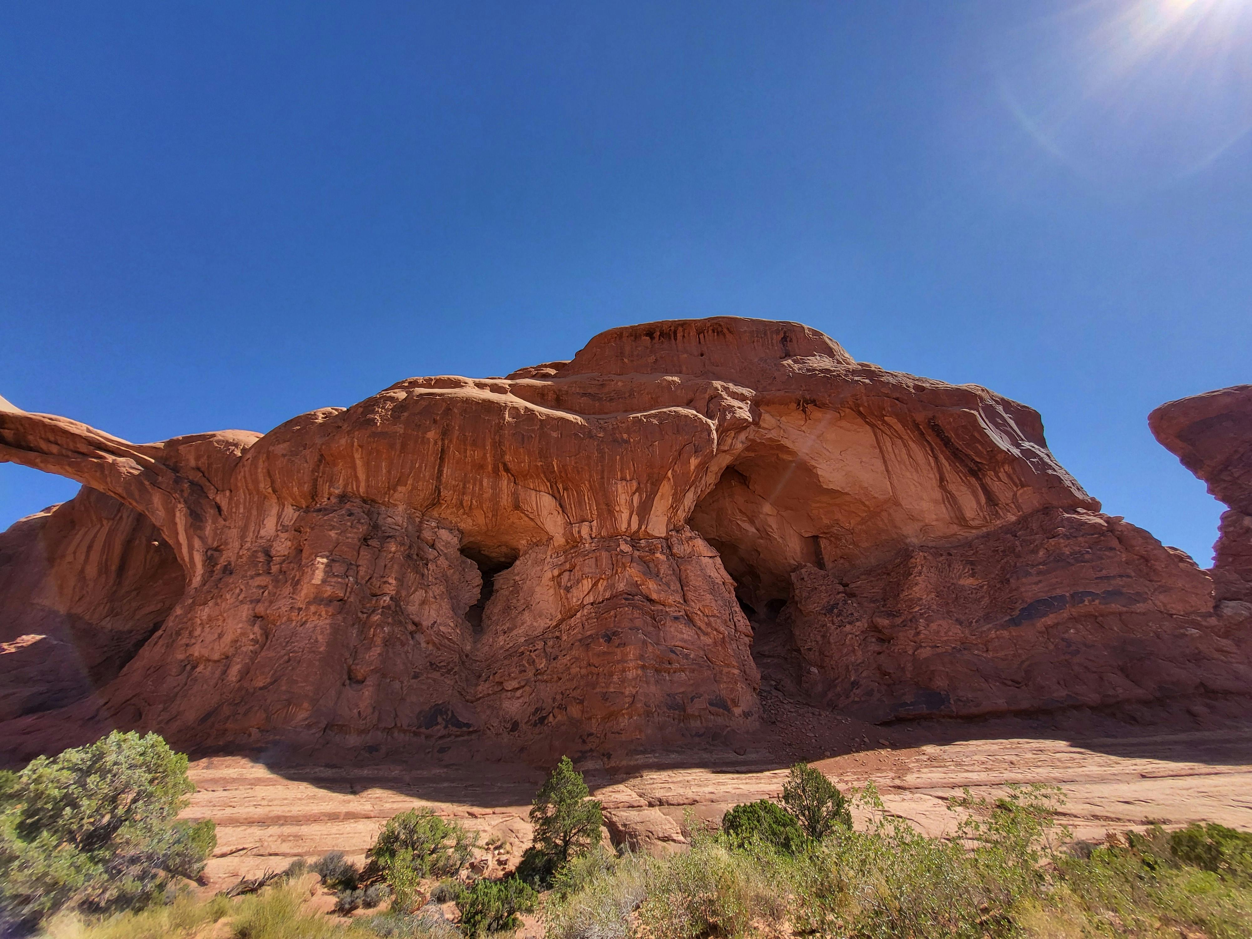 Majestic Red Rock Arch in Desert Landscape · Free Stock Photo