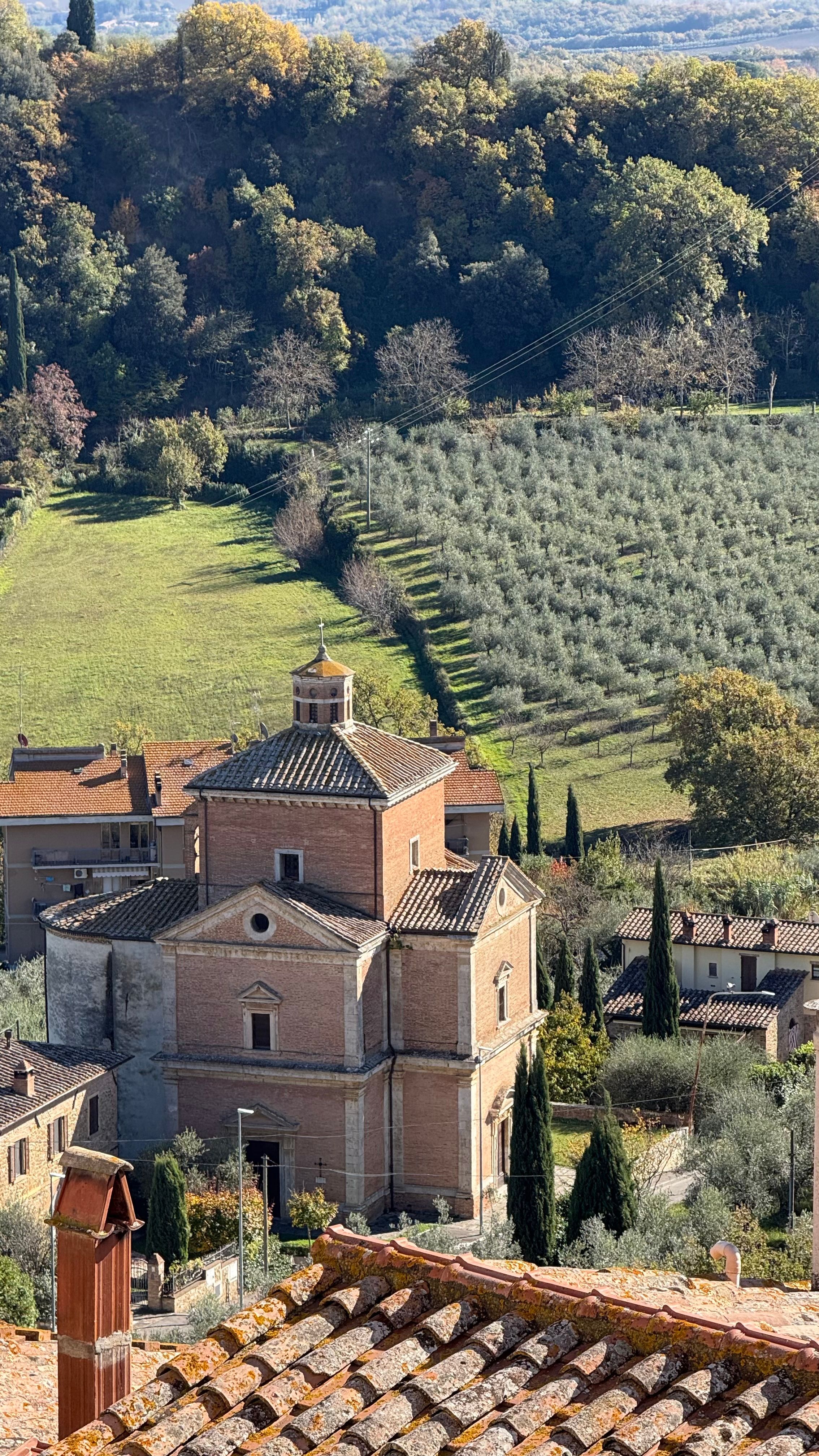 Charming Tuscan Village with Historic Church · Free Stock Photo