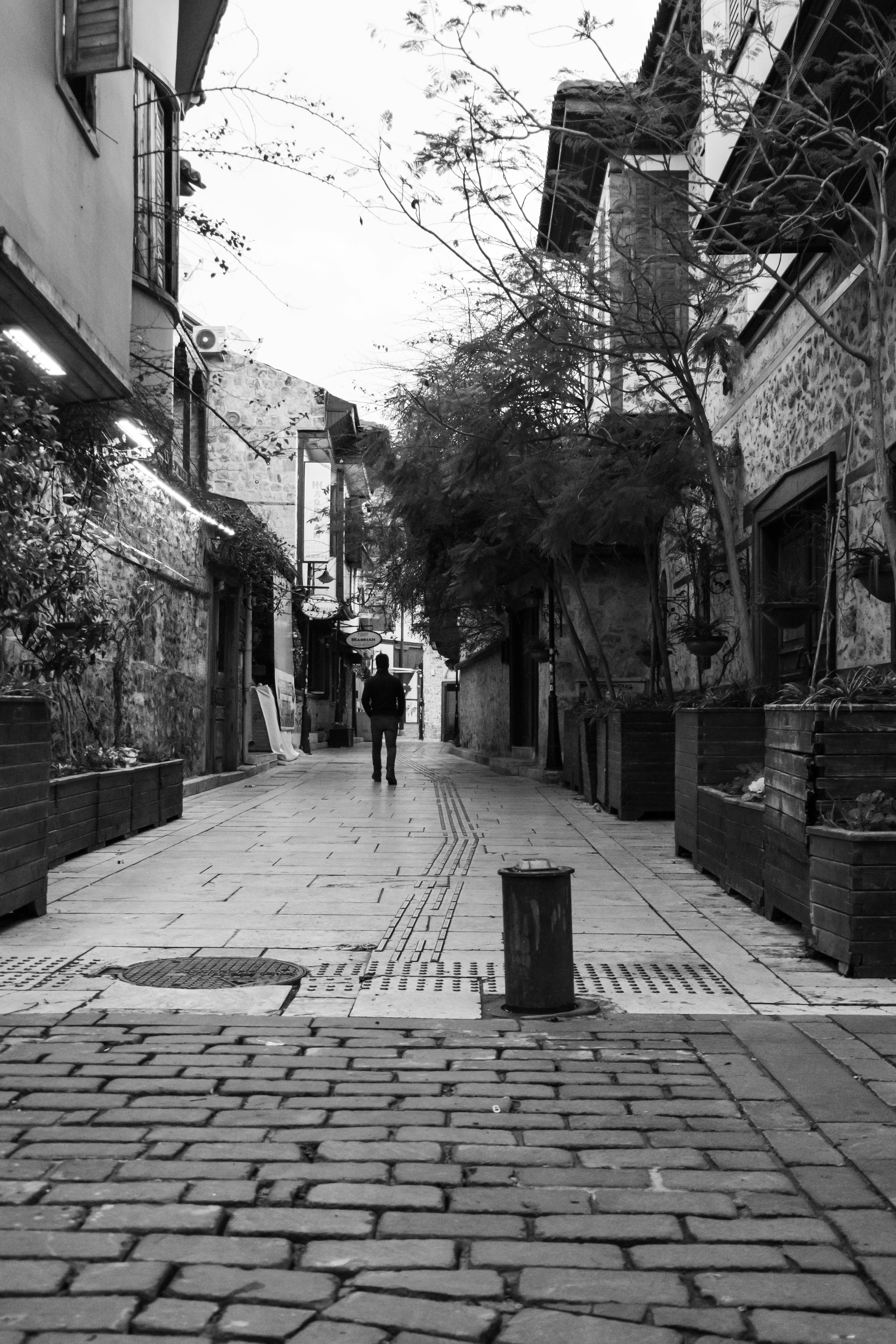 Black and White Alleyway in Historic District · Free Stock Photo