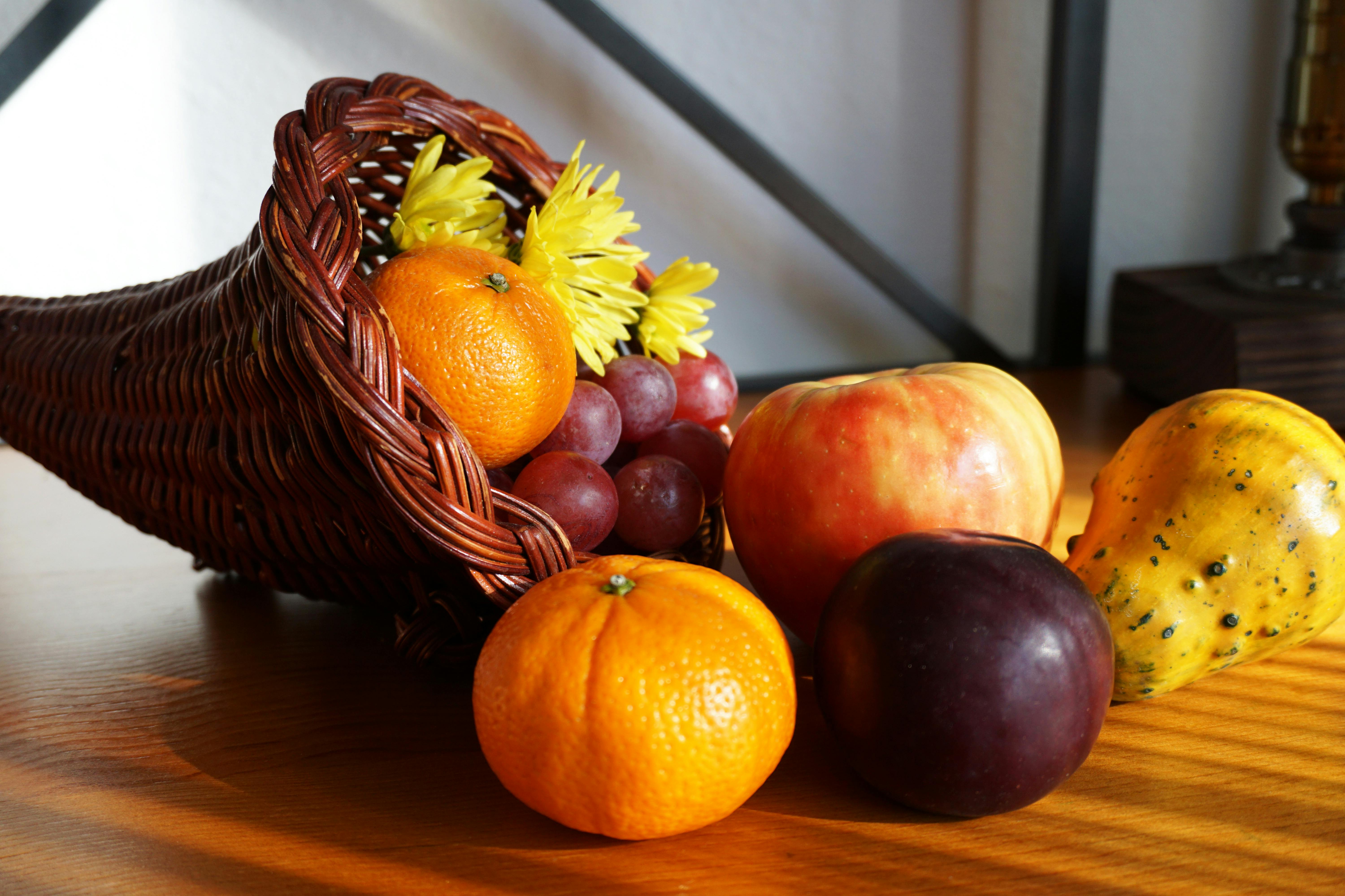 Cornucopia De La Cosecha Colorida Con Frutas Y Calabazas · Foto de ...