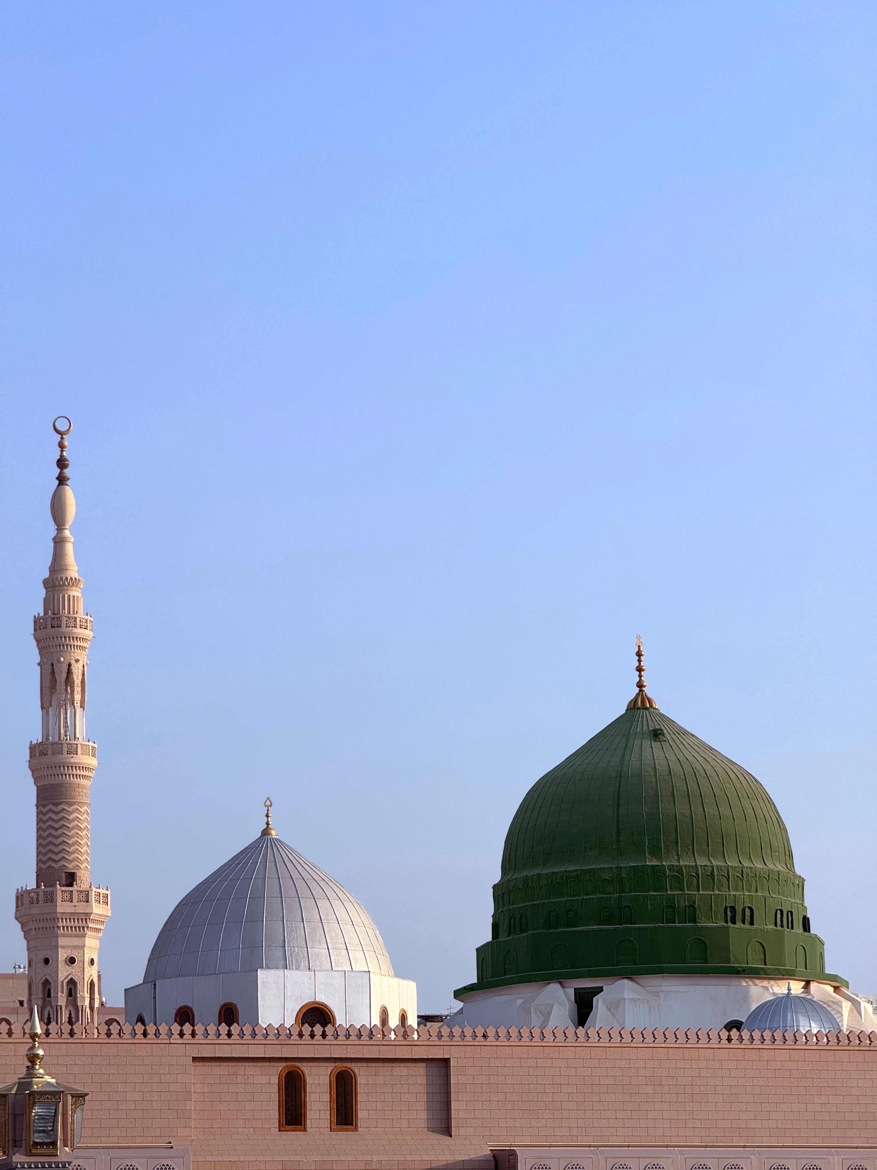 Iconic Minaret and Dome of Masjid al-Nabawi · Free Stock Photo