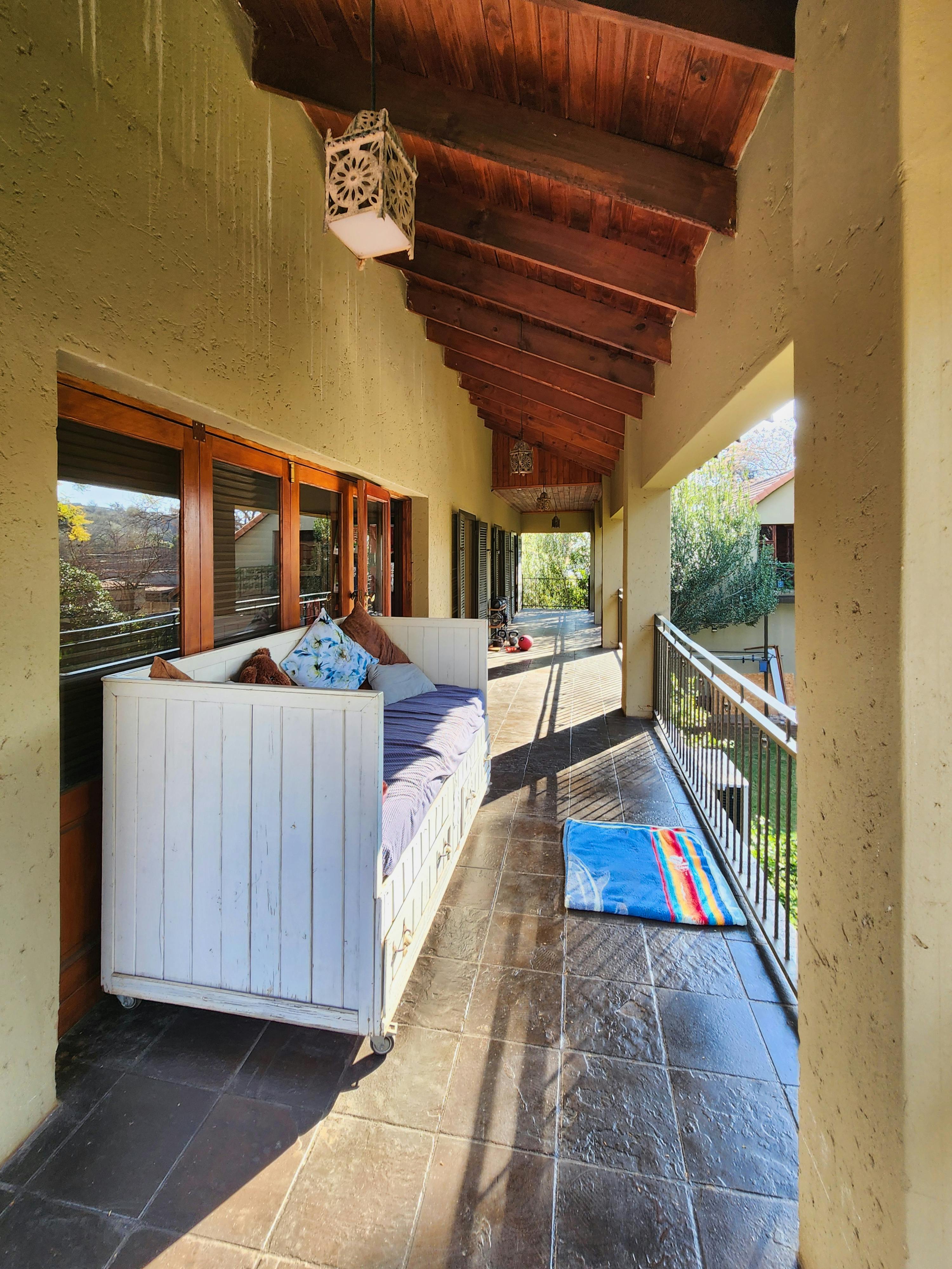 Charming Outdoor Veranda with Cozy Seating Area · Free Stock Photo