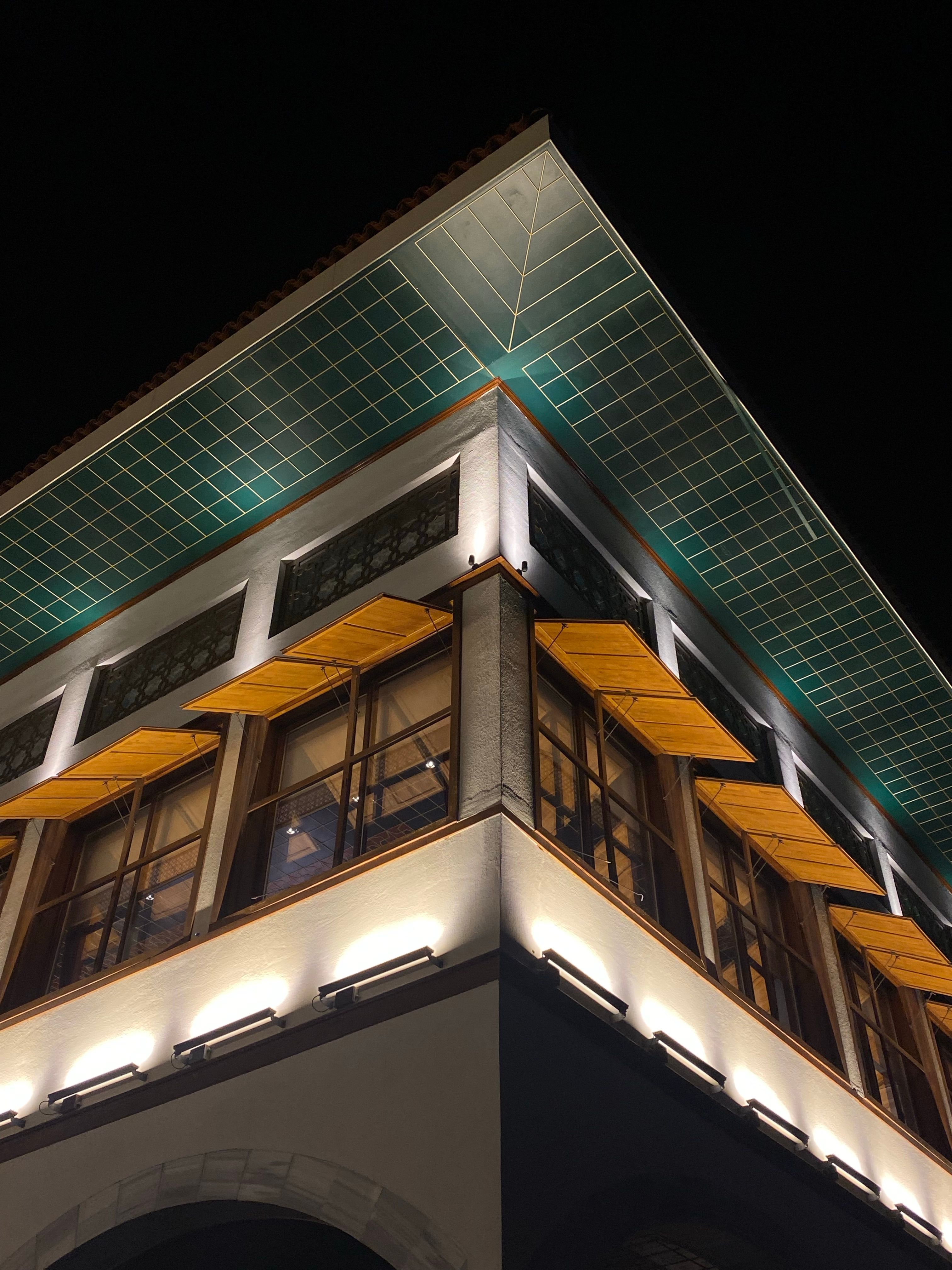 Modern Architectural Corner at Night · Free Stock Photo
