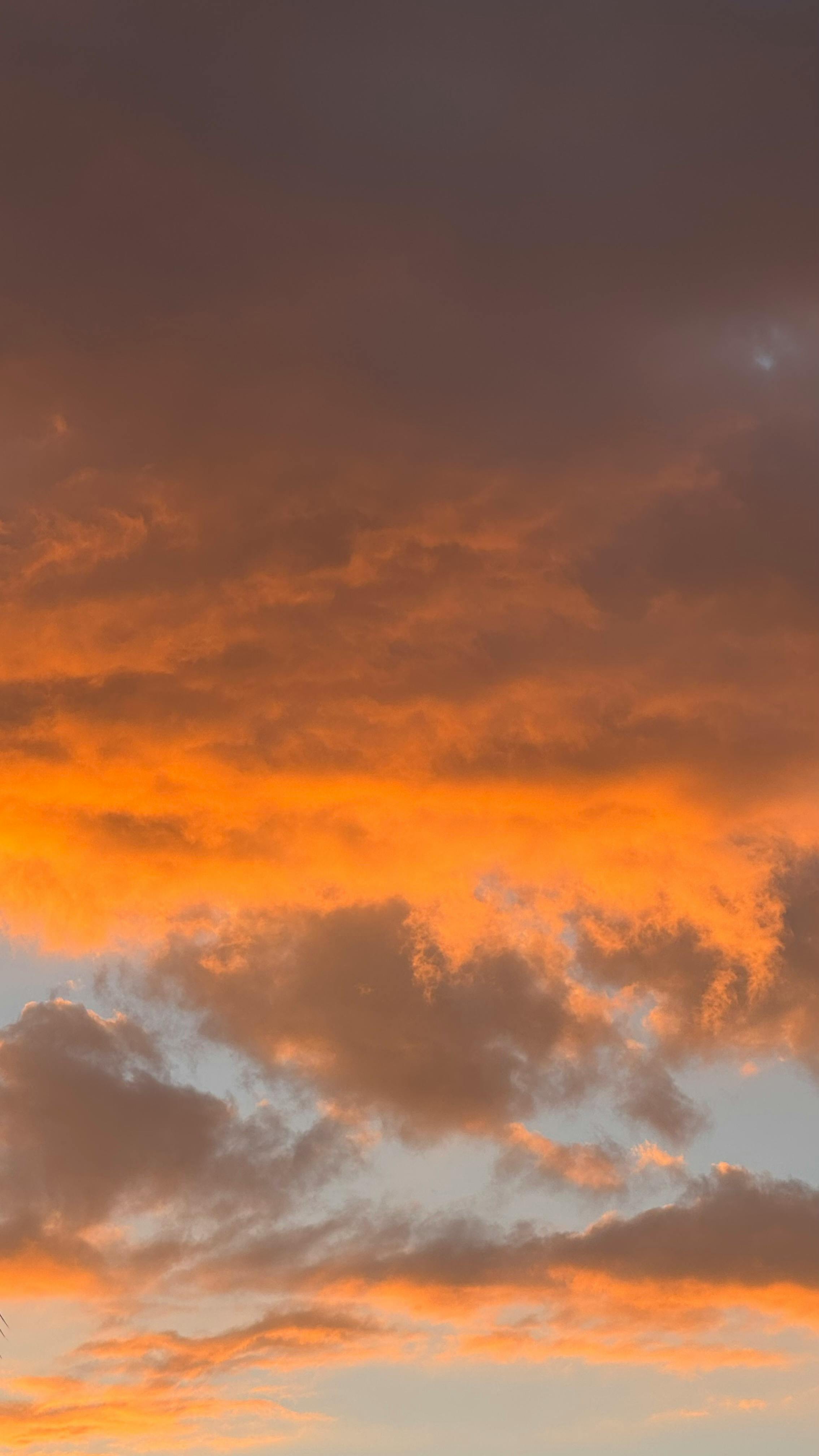 Puesta De Sol Entre Nubes · Foto de stock gratuita