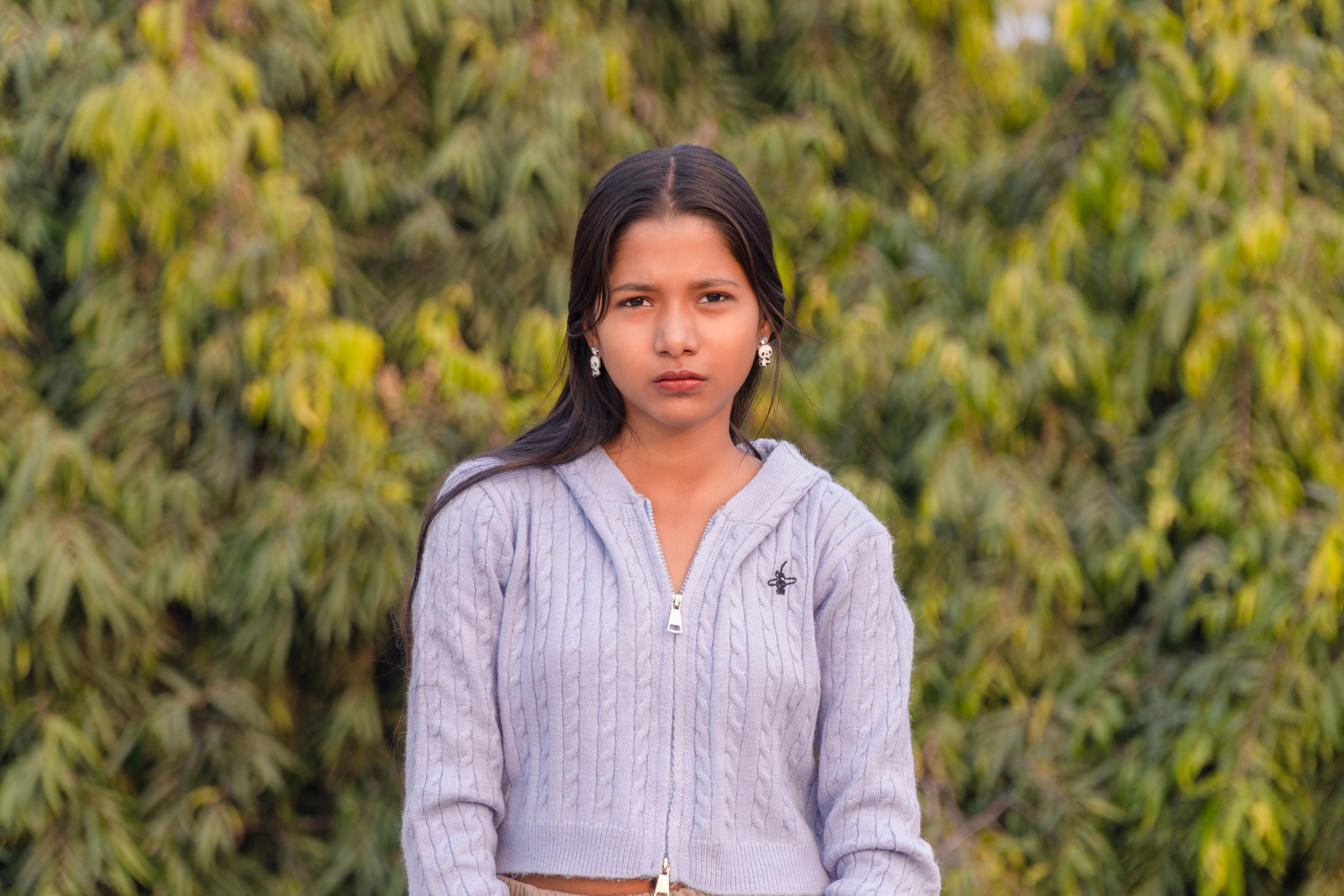Adolescente En Pull à Torsades à L'extérieur · Photo gratuite