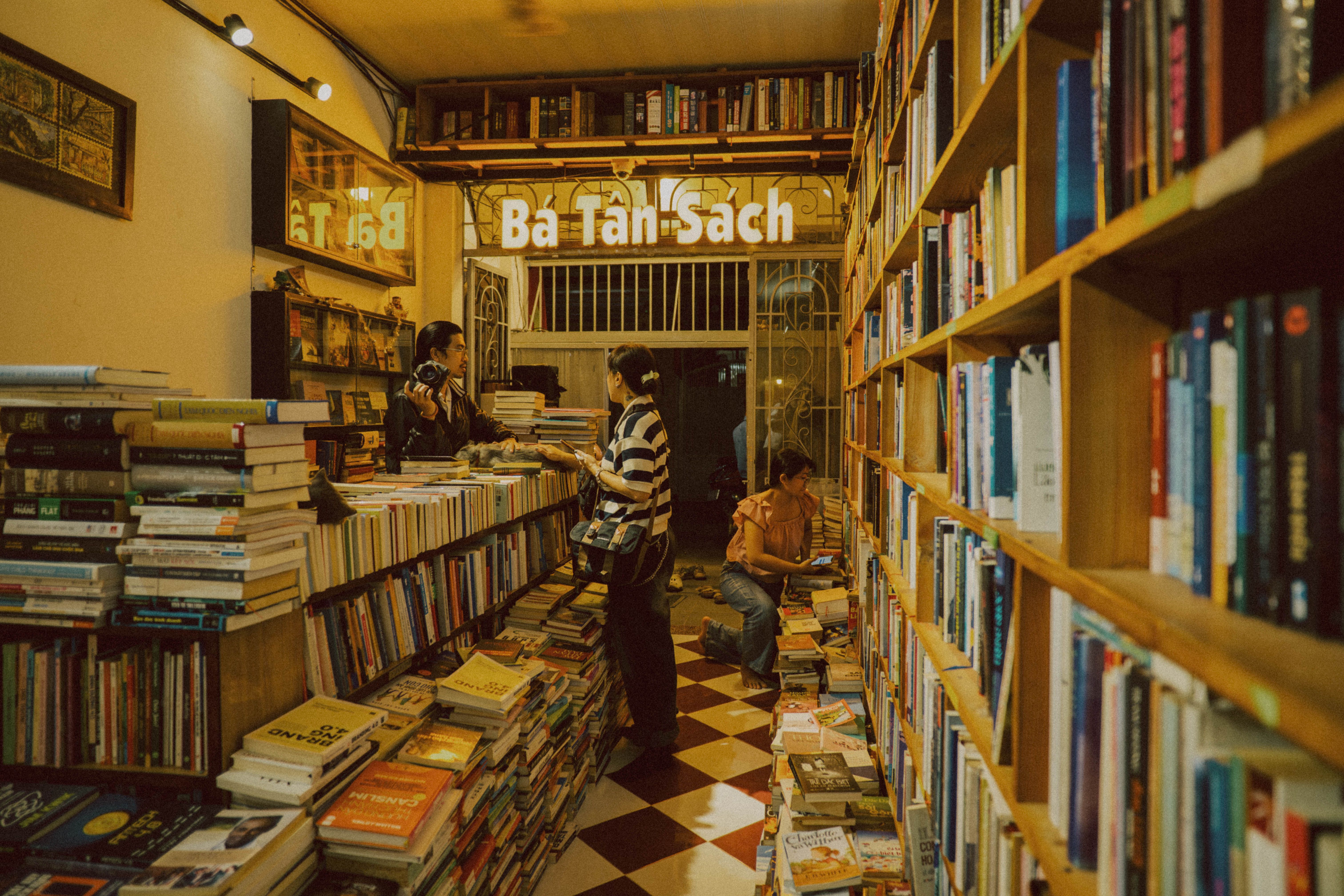 Cozy Bookstore Interior with Shelves and Customers · Free Stock Photo