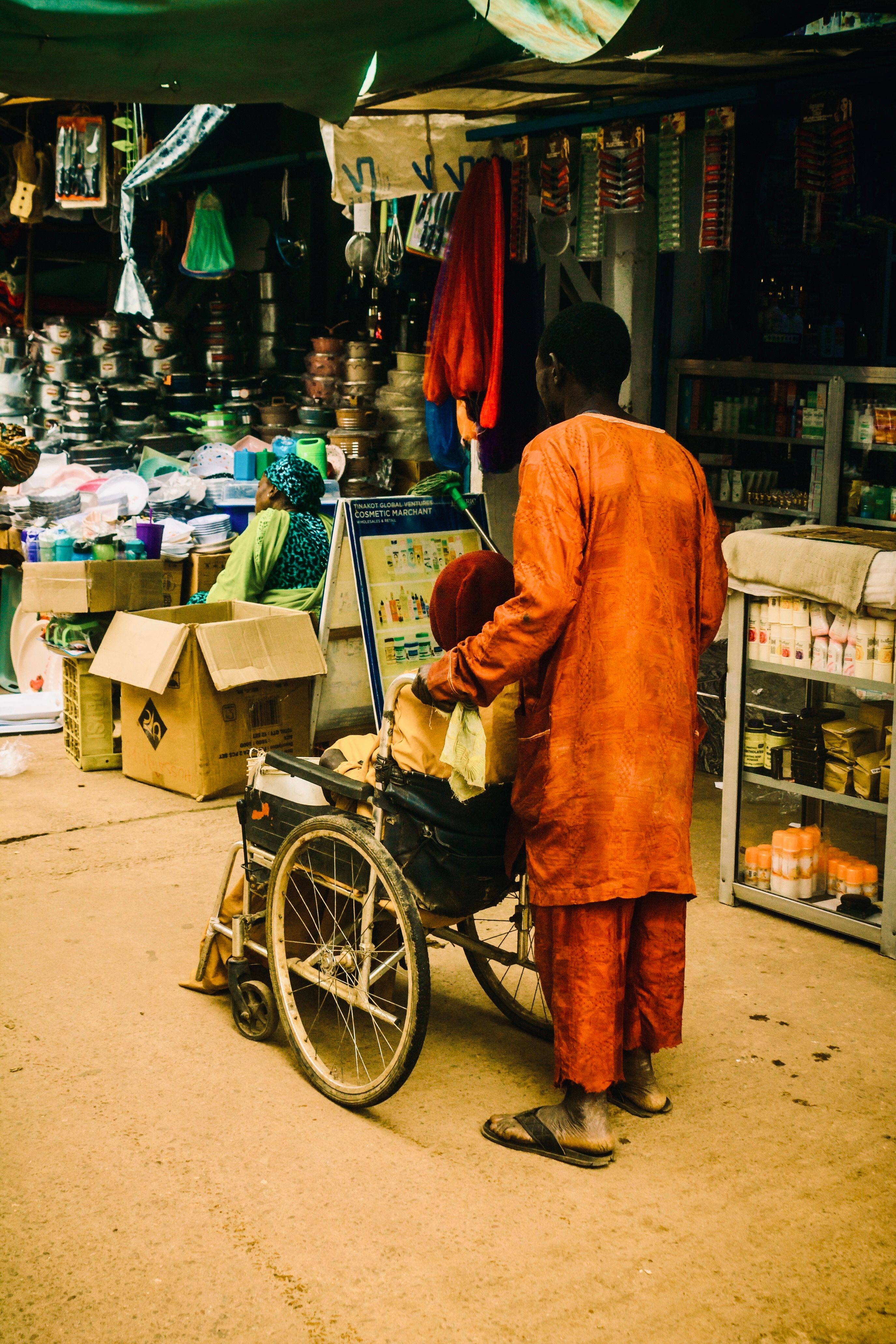 Un Momento De Compasión En Un Mercado Bullicioso · Foto de stock gratuita