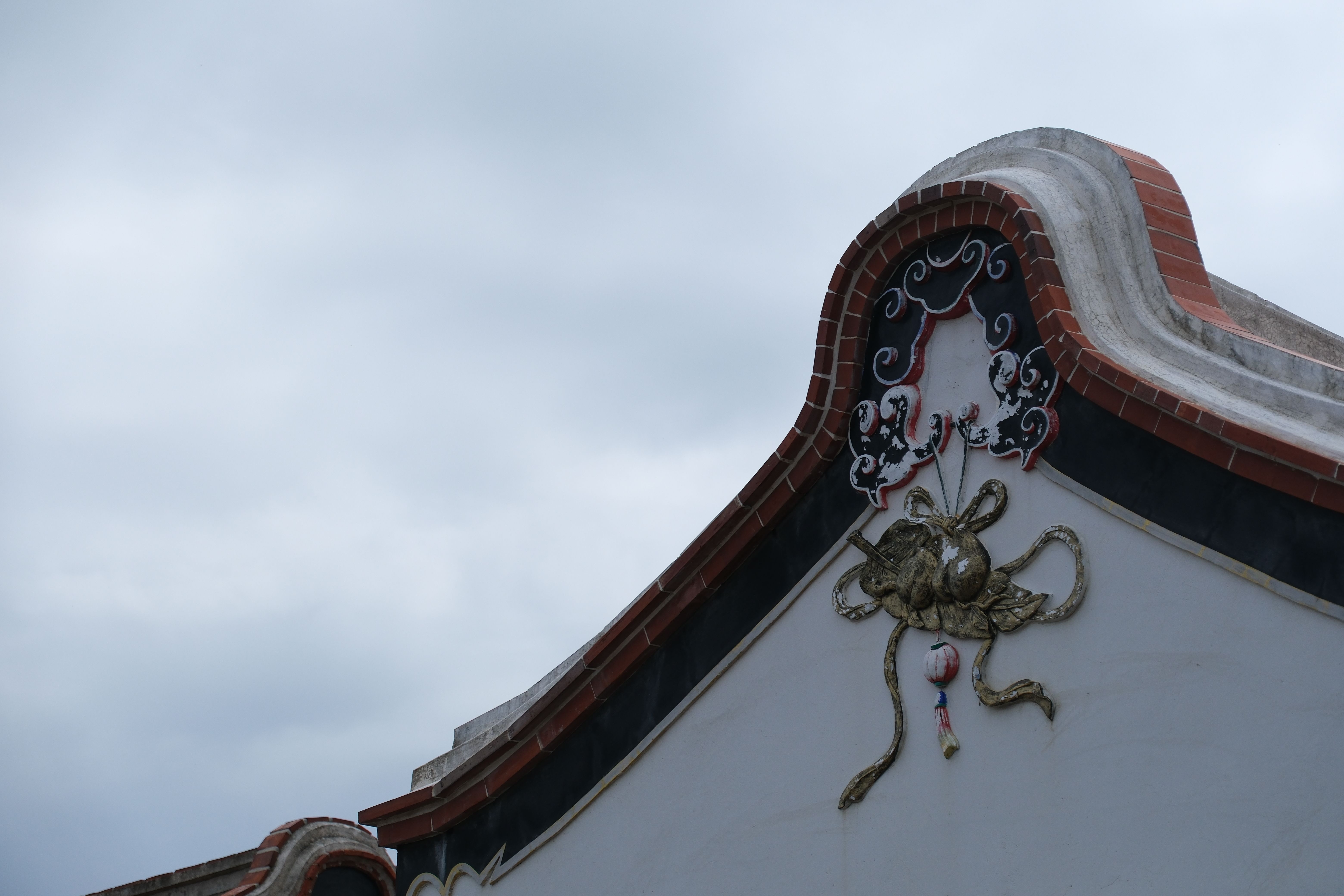 Traditional Asian Roof with Curved Architecture · Free Stock Photo