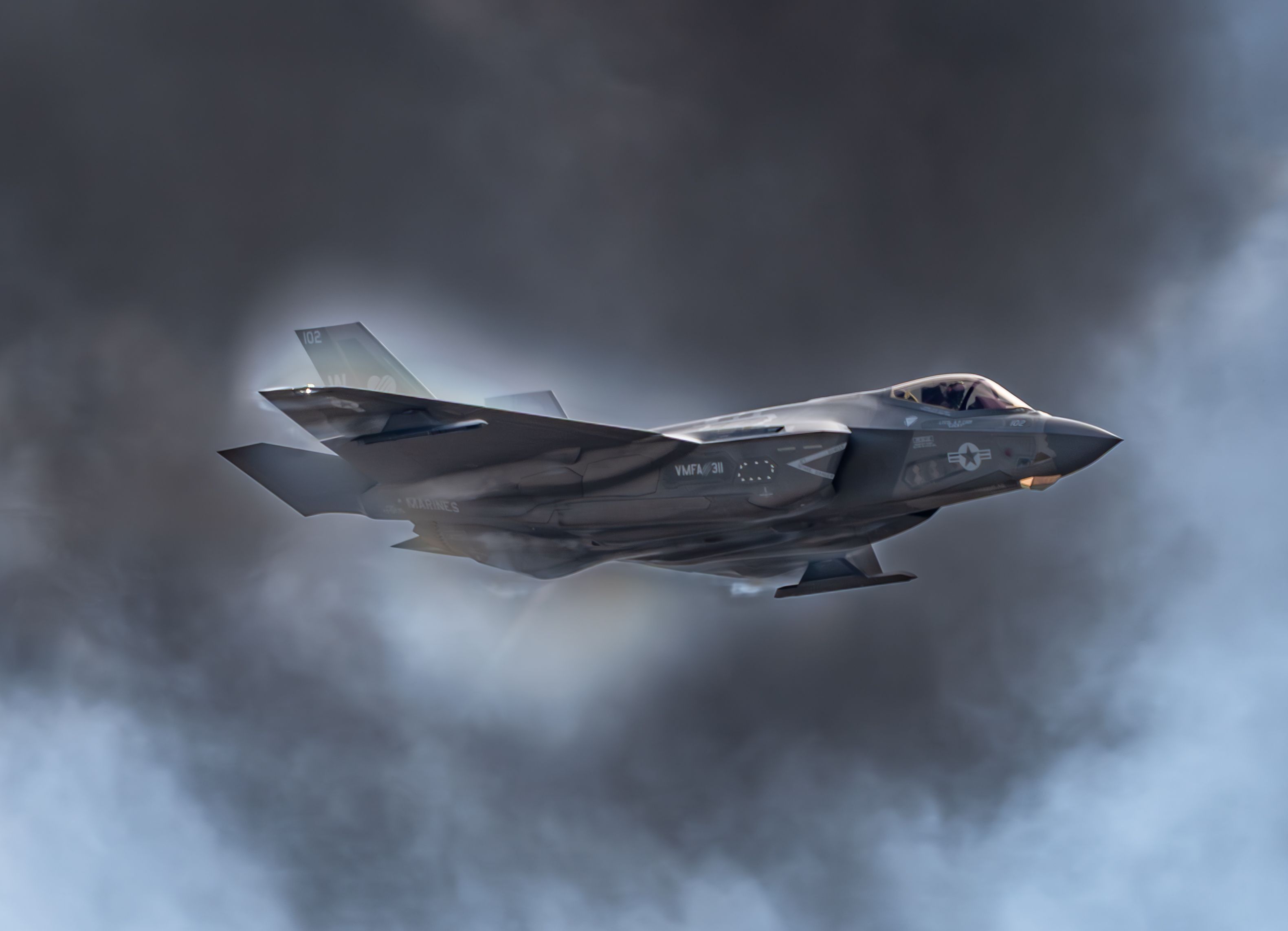 F-35 Lightning II Stealth Jet in Dramatic Flight · Free Stock Photo