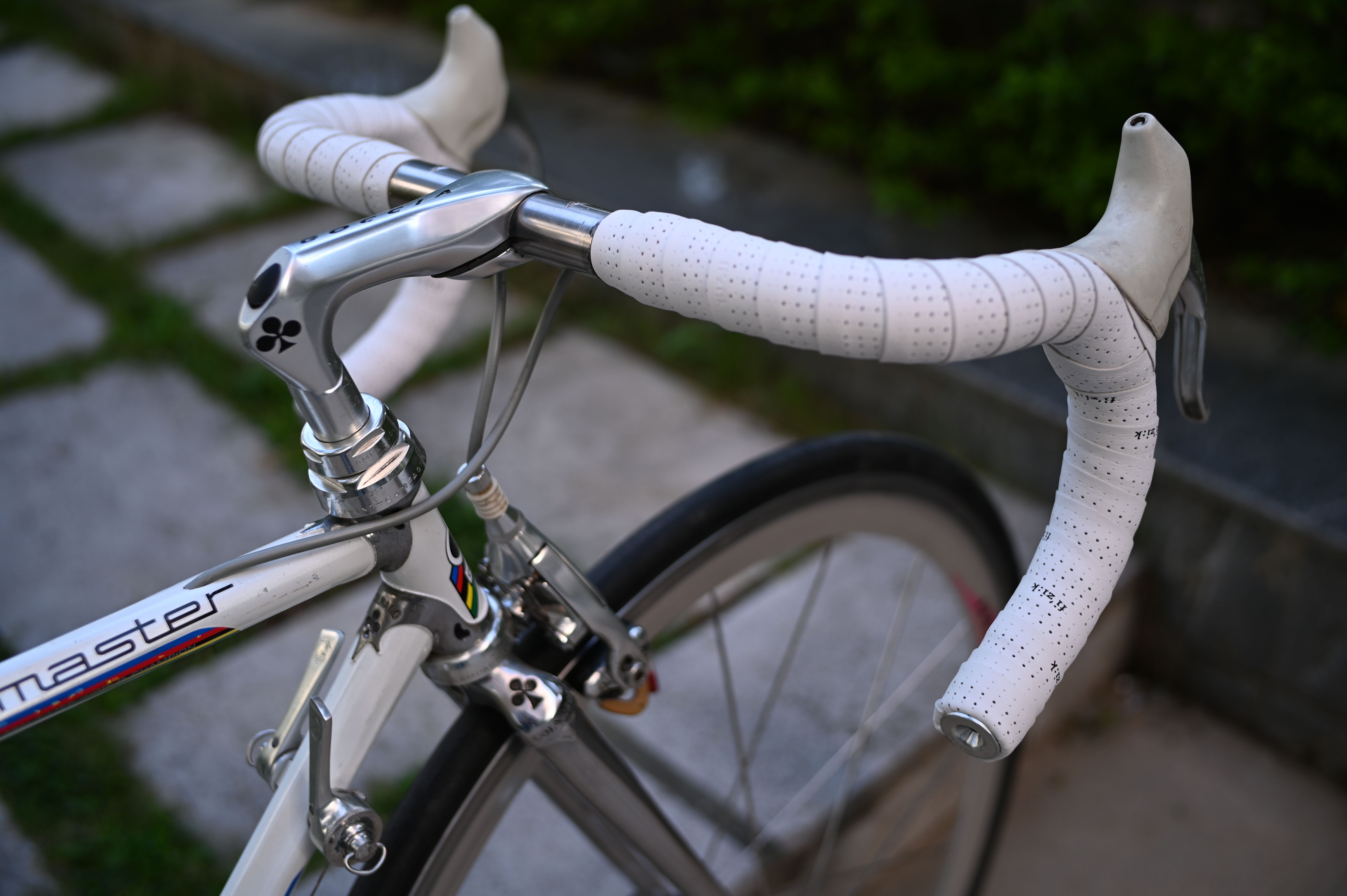 Close-up of vintage bicycle handlebars outdoors · Free Stock Photo