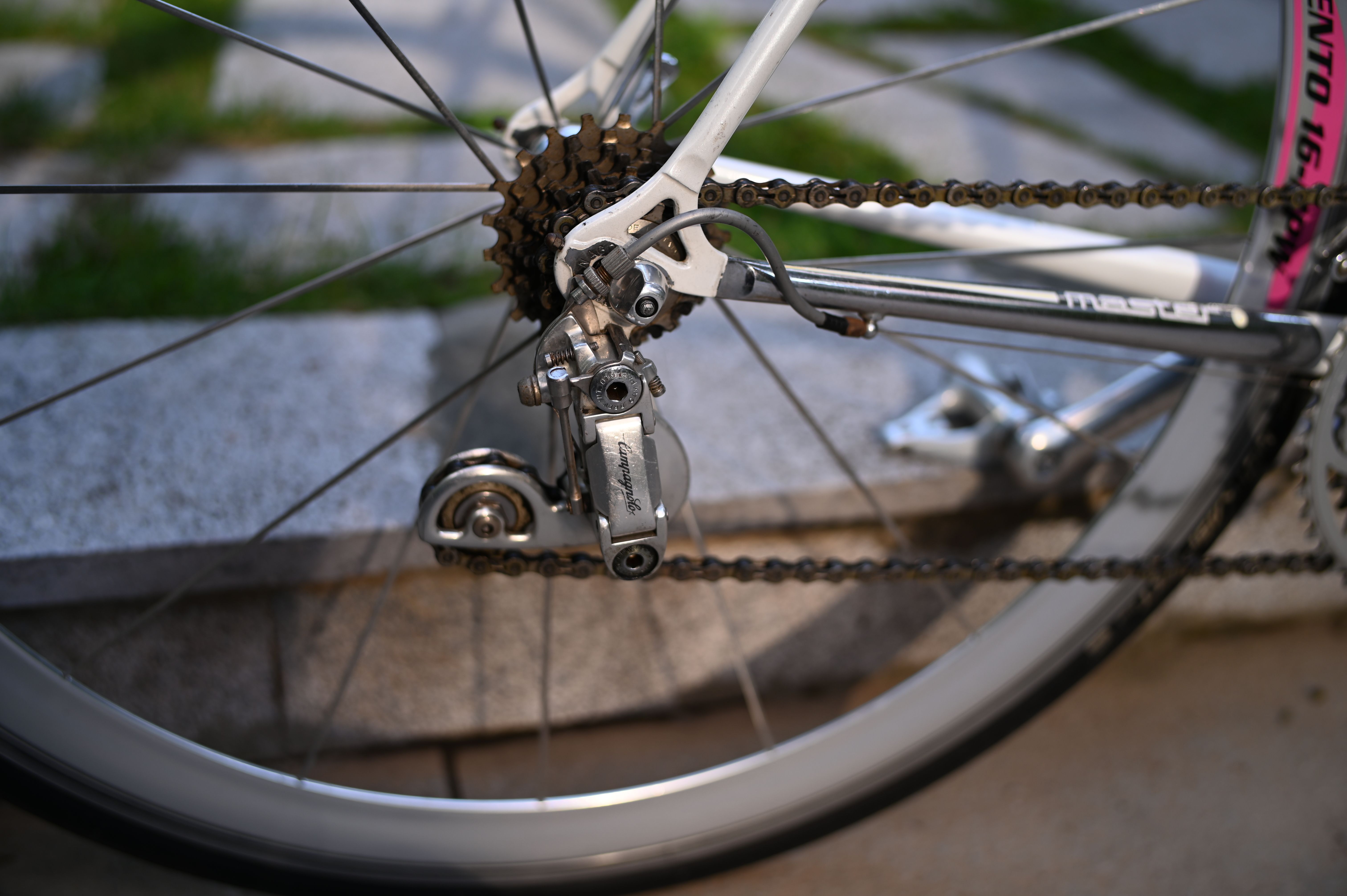 Close-up of Bicycle Gear Mechanism Outdoors · Free Stock Photo