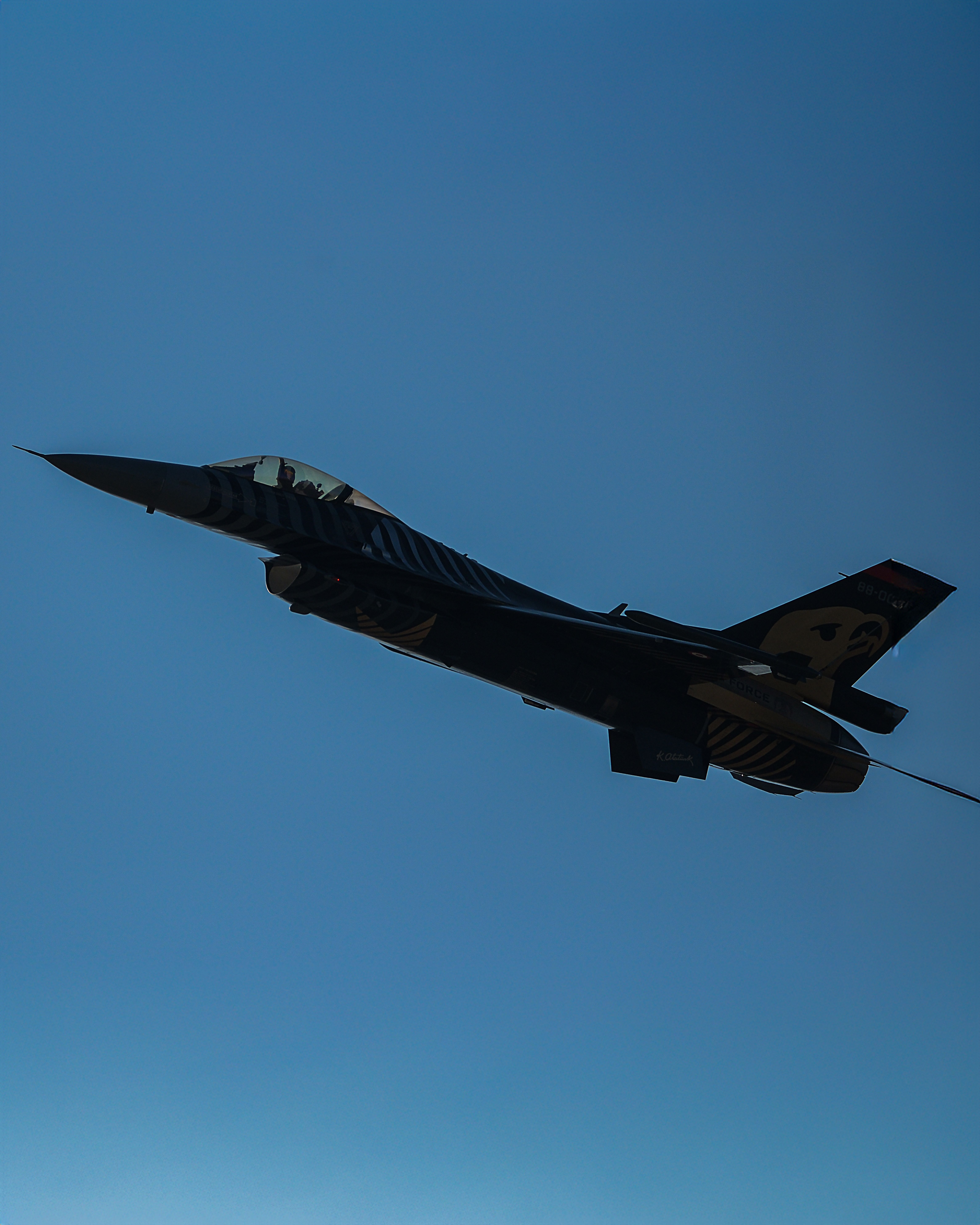 High-speed military jet fighter in flight · Free Stock Photo