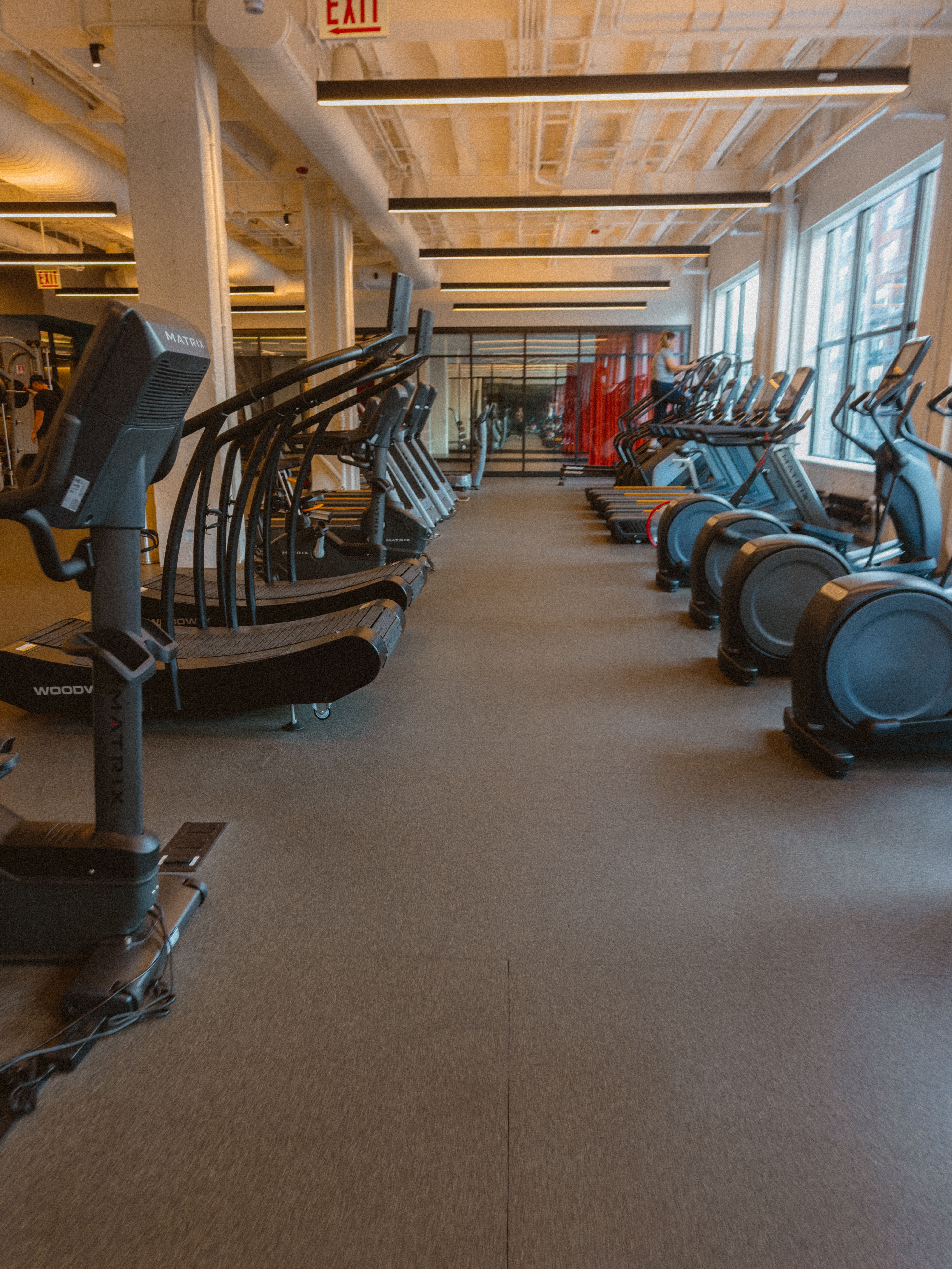 Gimnasio Interior Moderno Con Equipo Cardiovascular · Foto de stock ...