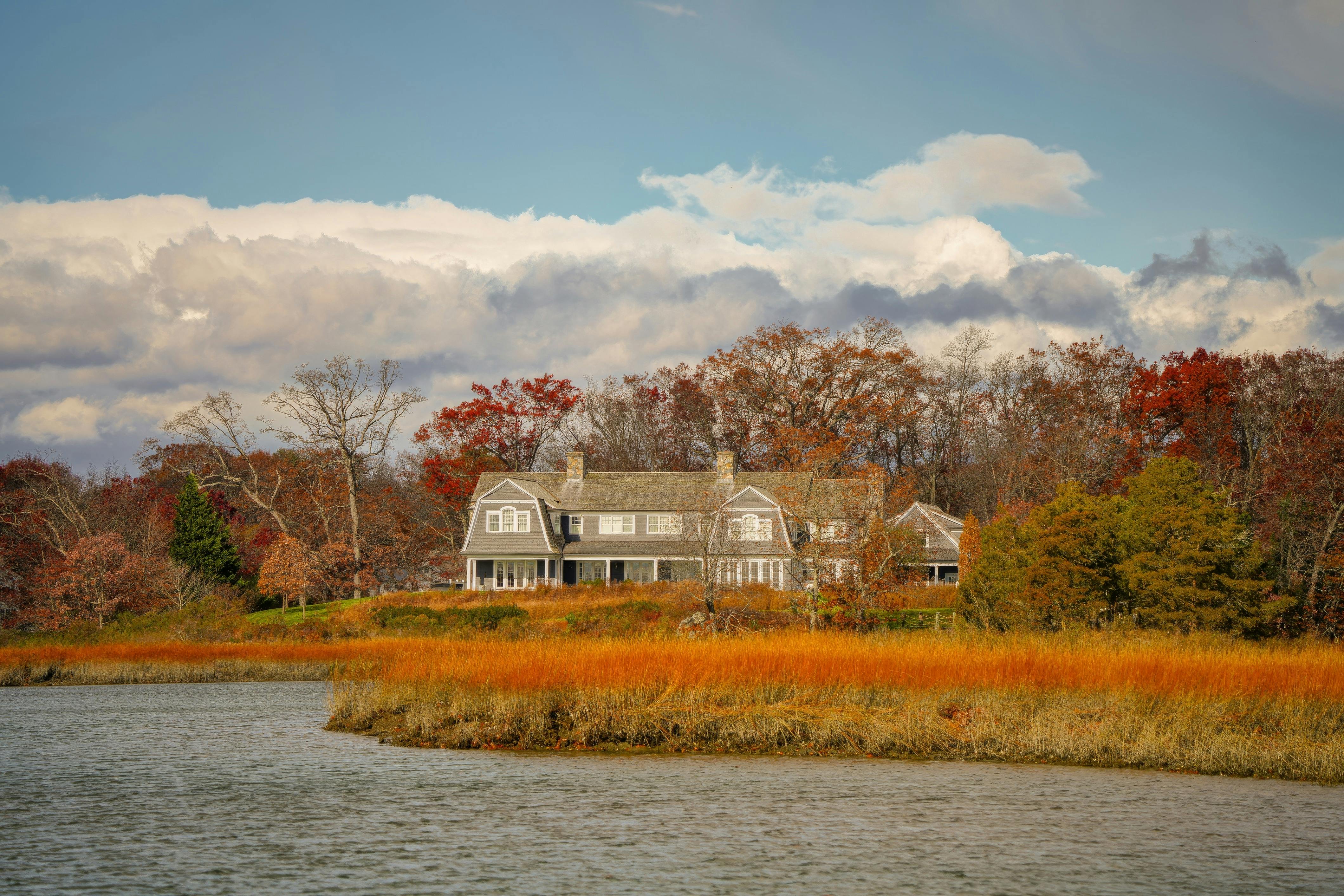 Charmosa Casa à Beira Do Rio Em Uma Paisagem De Outono. · Foto ...