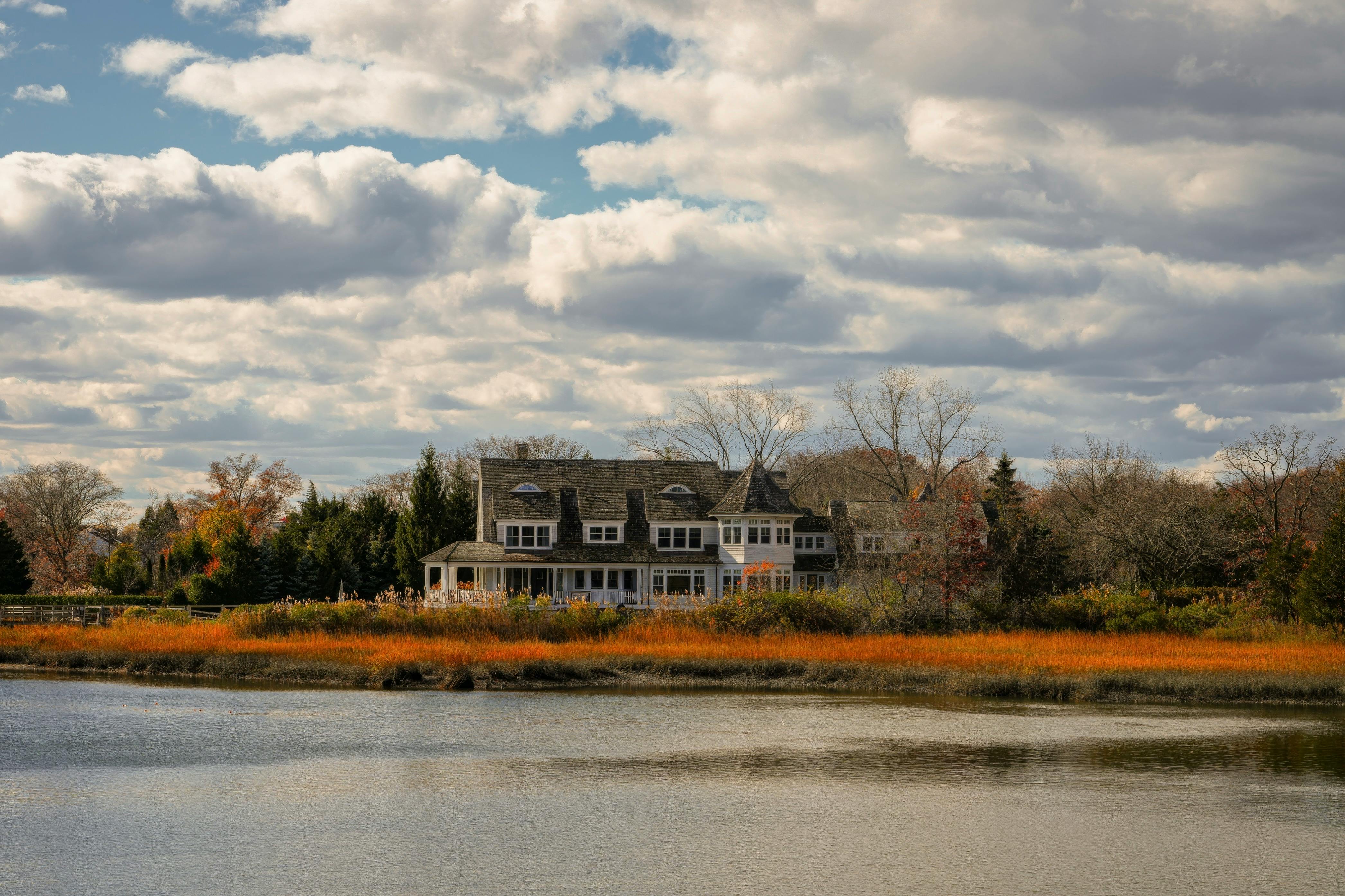 Charmosa Casa à Beira Do Rio Em Uma Paisagem De Outono. · Foto ...
