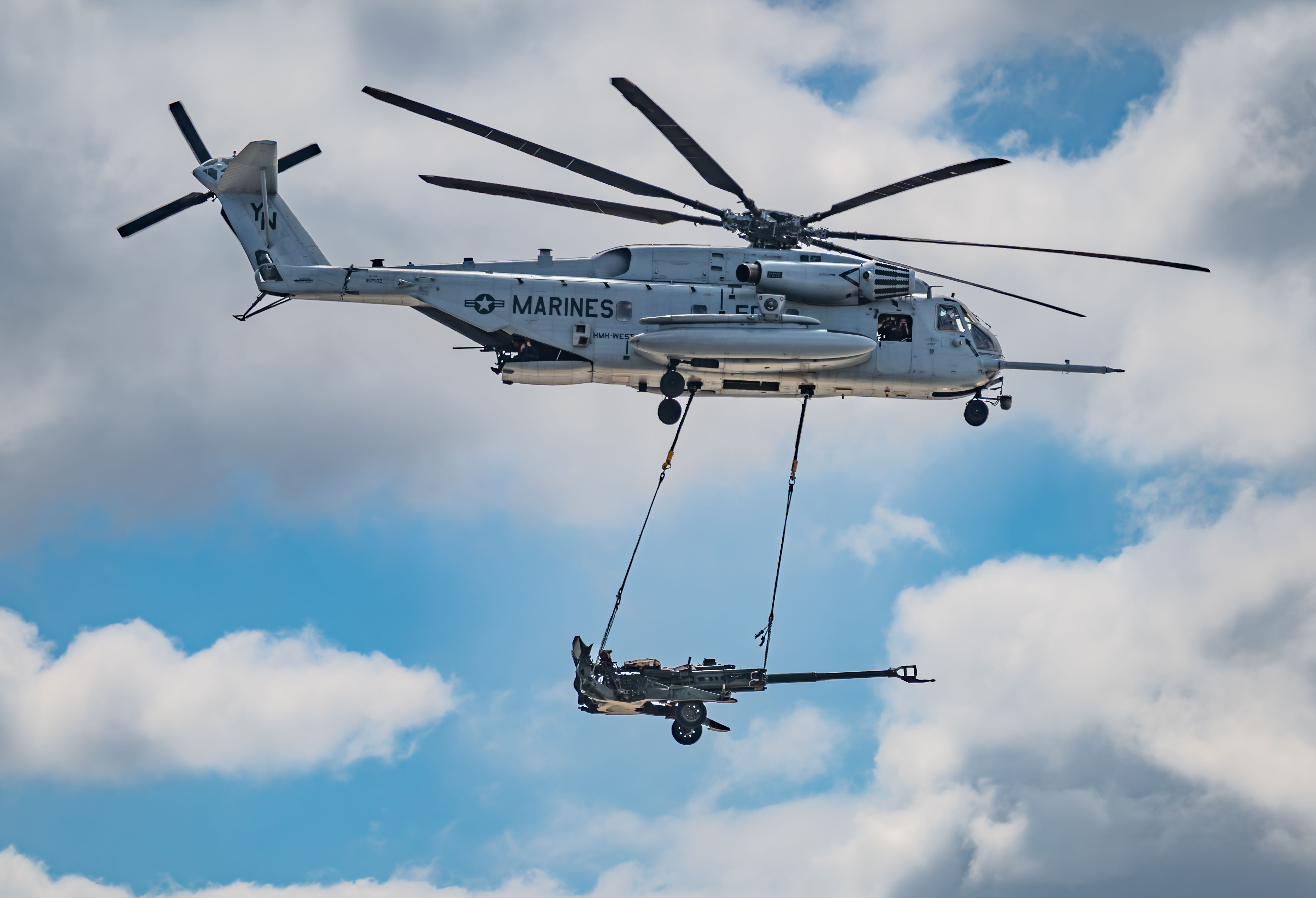 US Marines CH-53 Lifting Howitzer at Airshow · Free Stock Photo