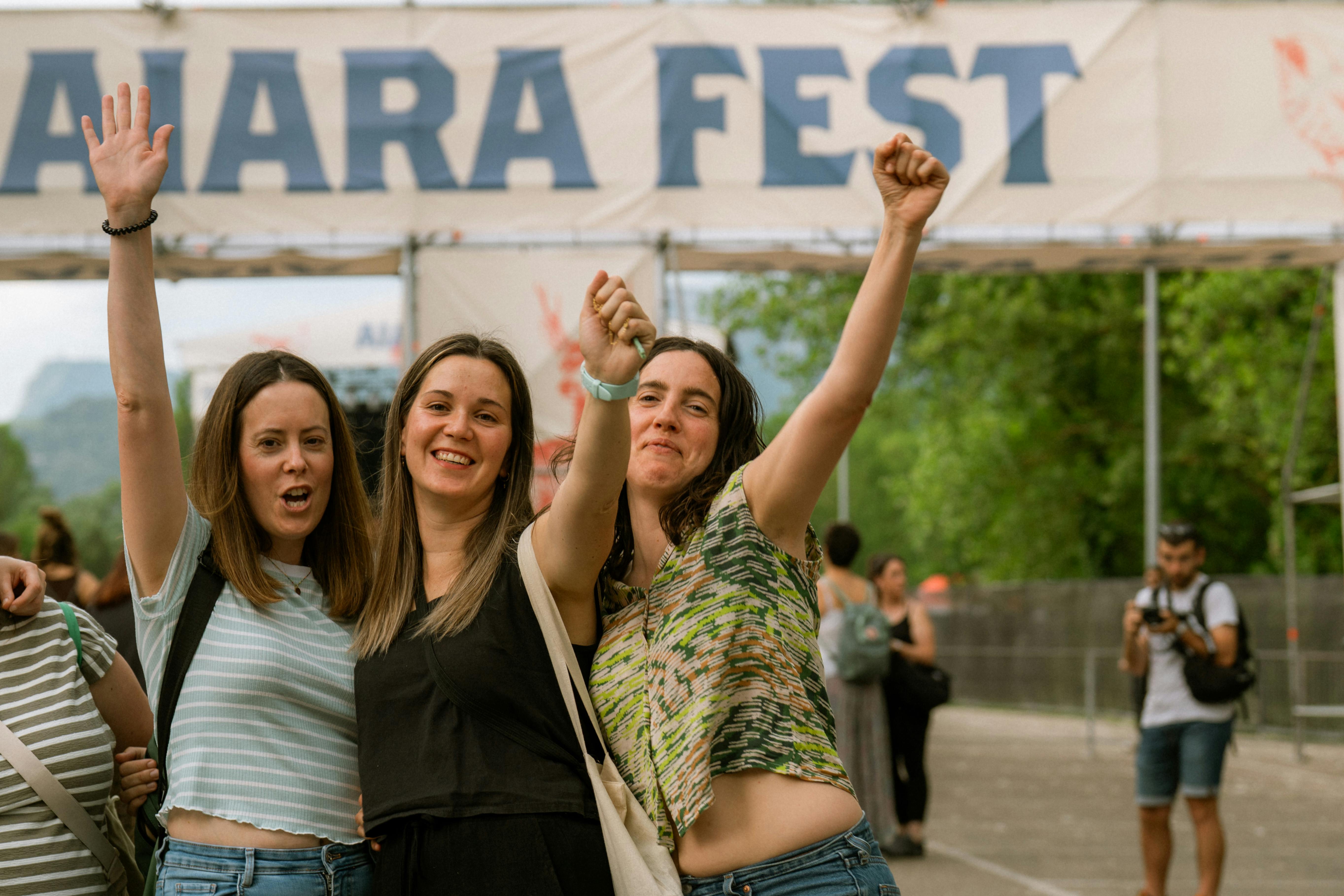 Fröhliche Freunde Beim Aiara Fest Outdoor Event · Kostenloses Stock-Foto