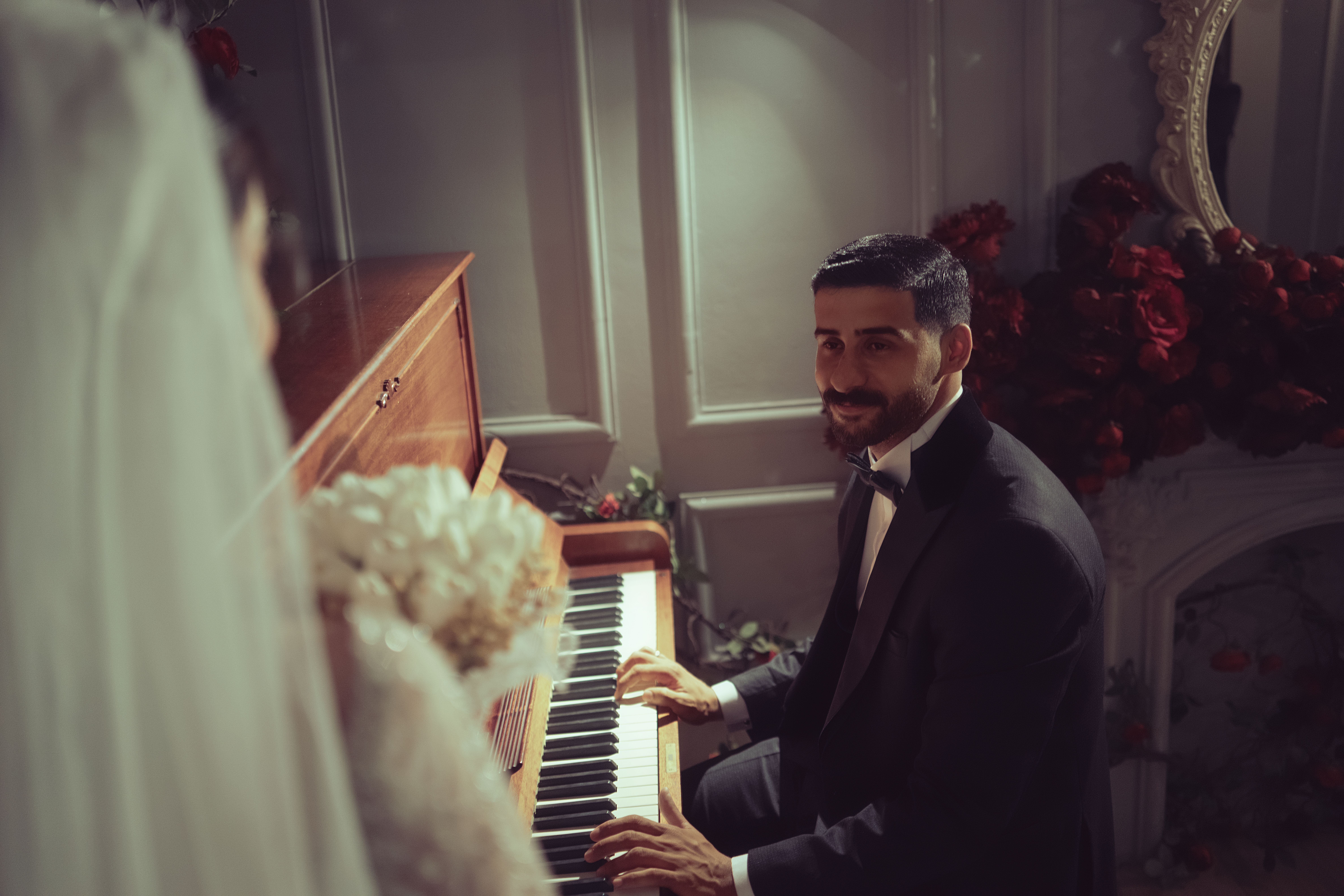 Elegant Wedding Couple by Piano in Baghdad · Free Stock Photo