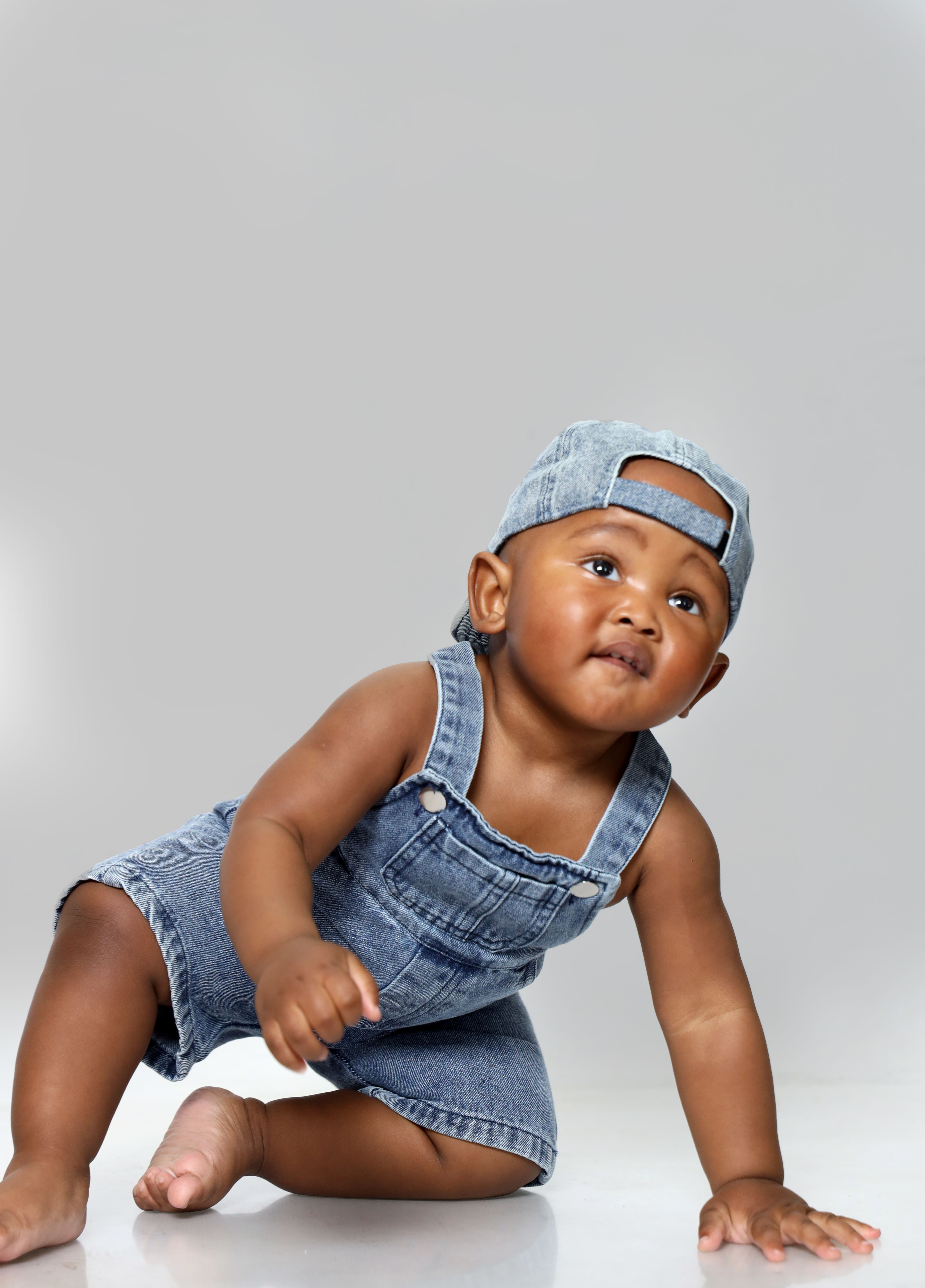 Bebé Adorable Con Conjunto Vaquero Gateando En Casa · Foto de stock ...