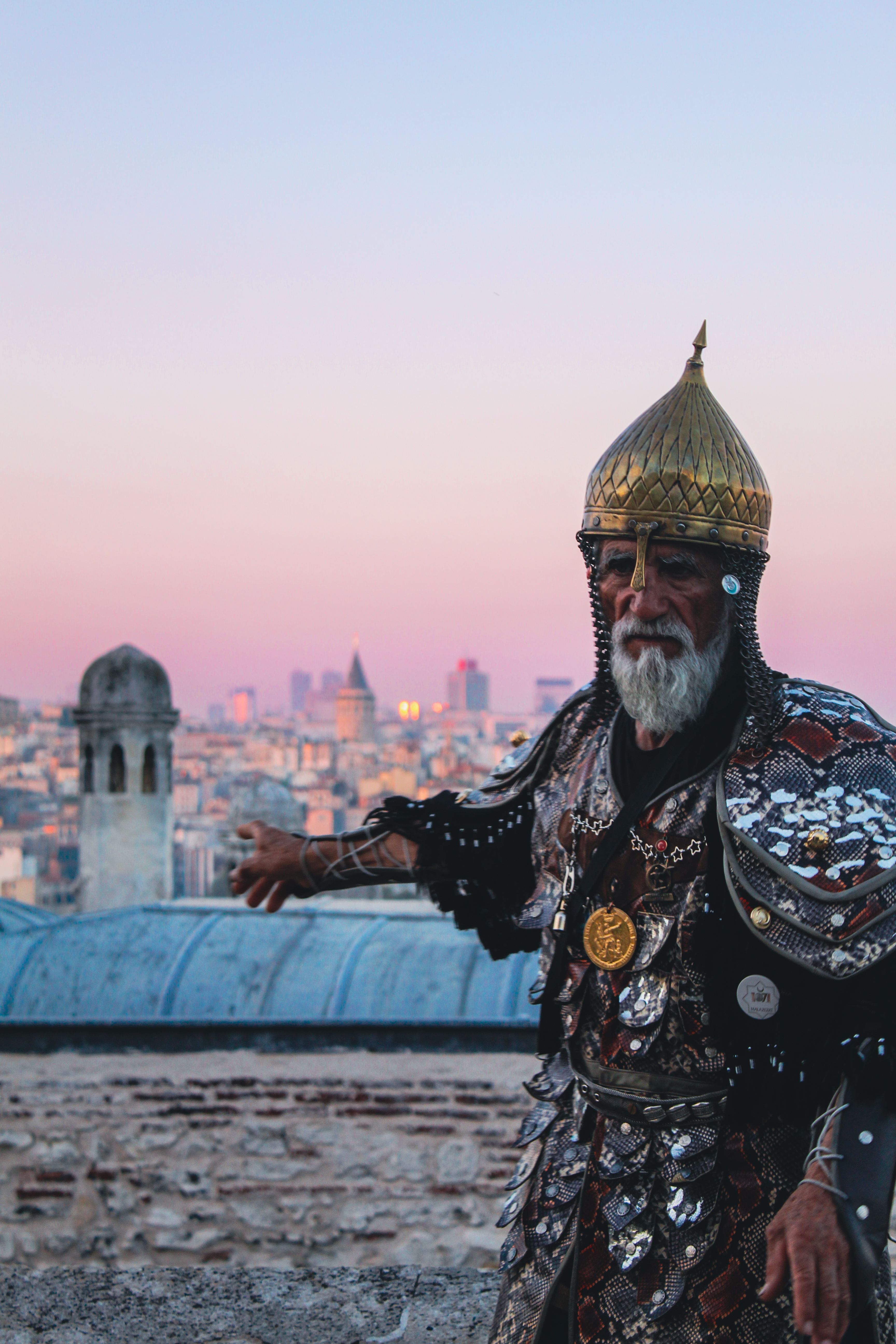 Personnage Historique En Armure Traditionnelle Surplombant Istanbul ...