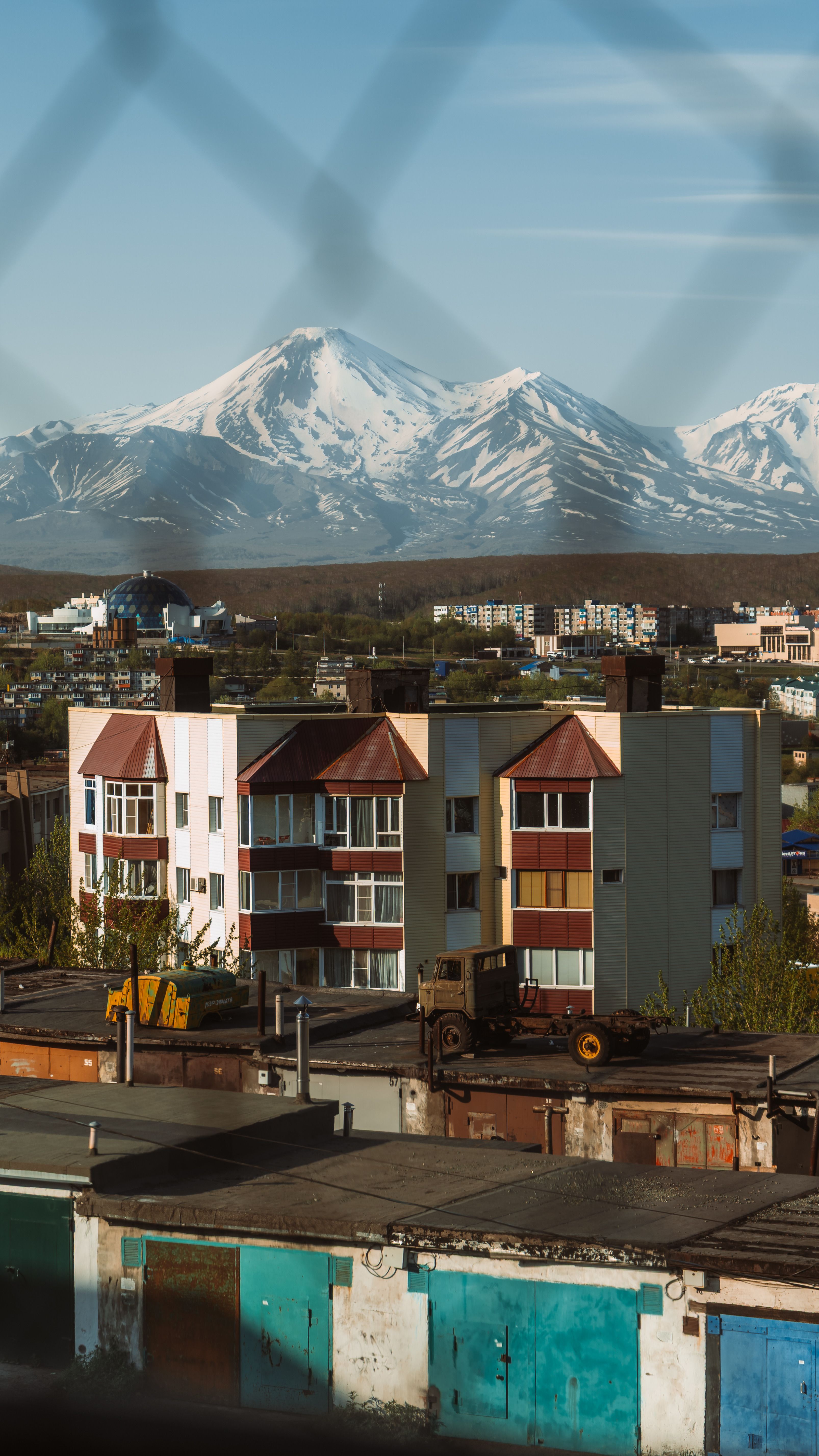 Scenic City View with Snow-Capped Mountains · Free Stock Photo