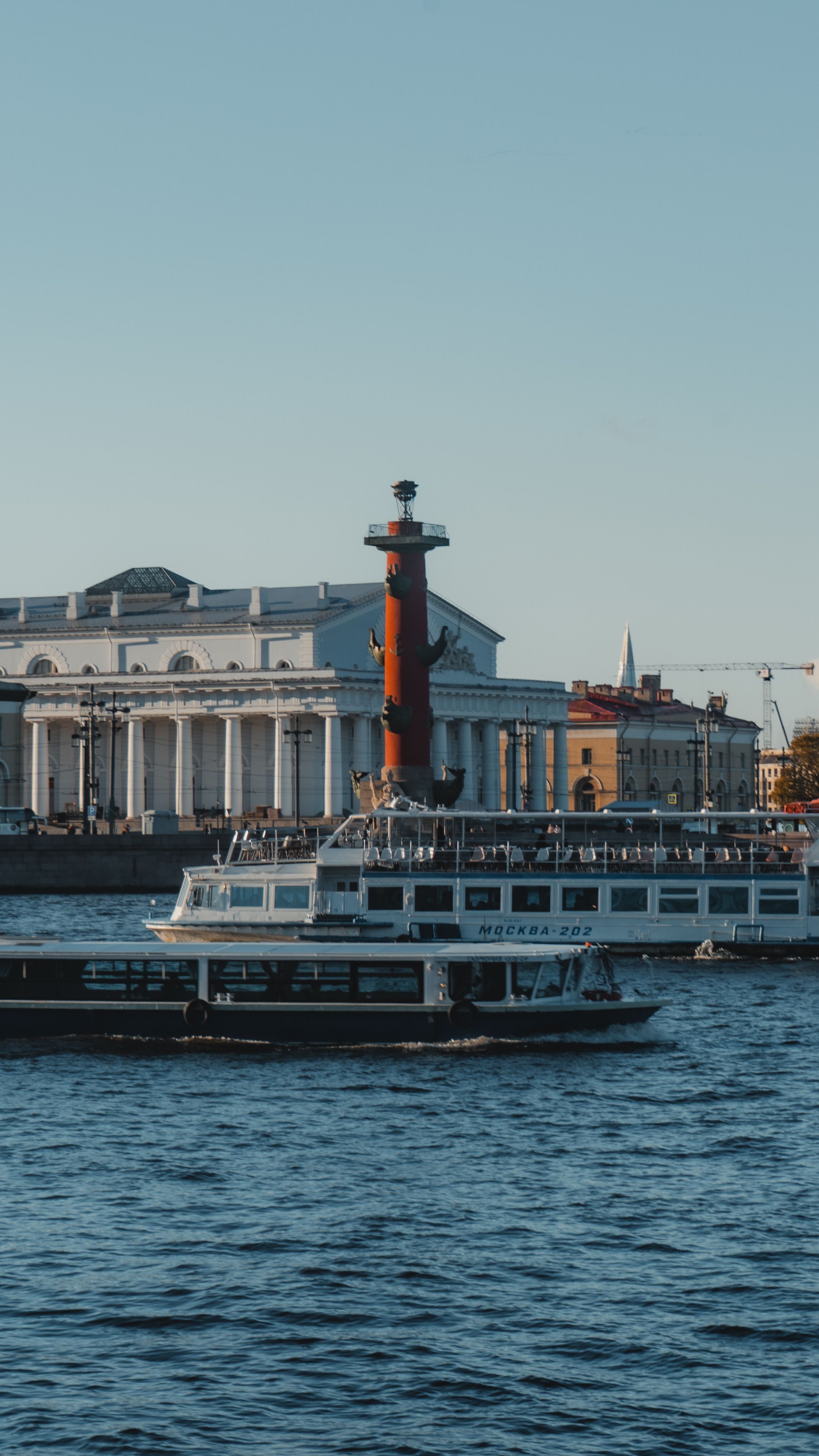 Barcos Turísticos Y Columnas Rostrales En San Petersburgo · Foto de ...