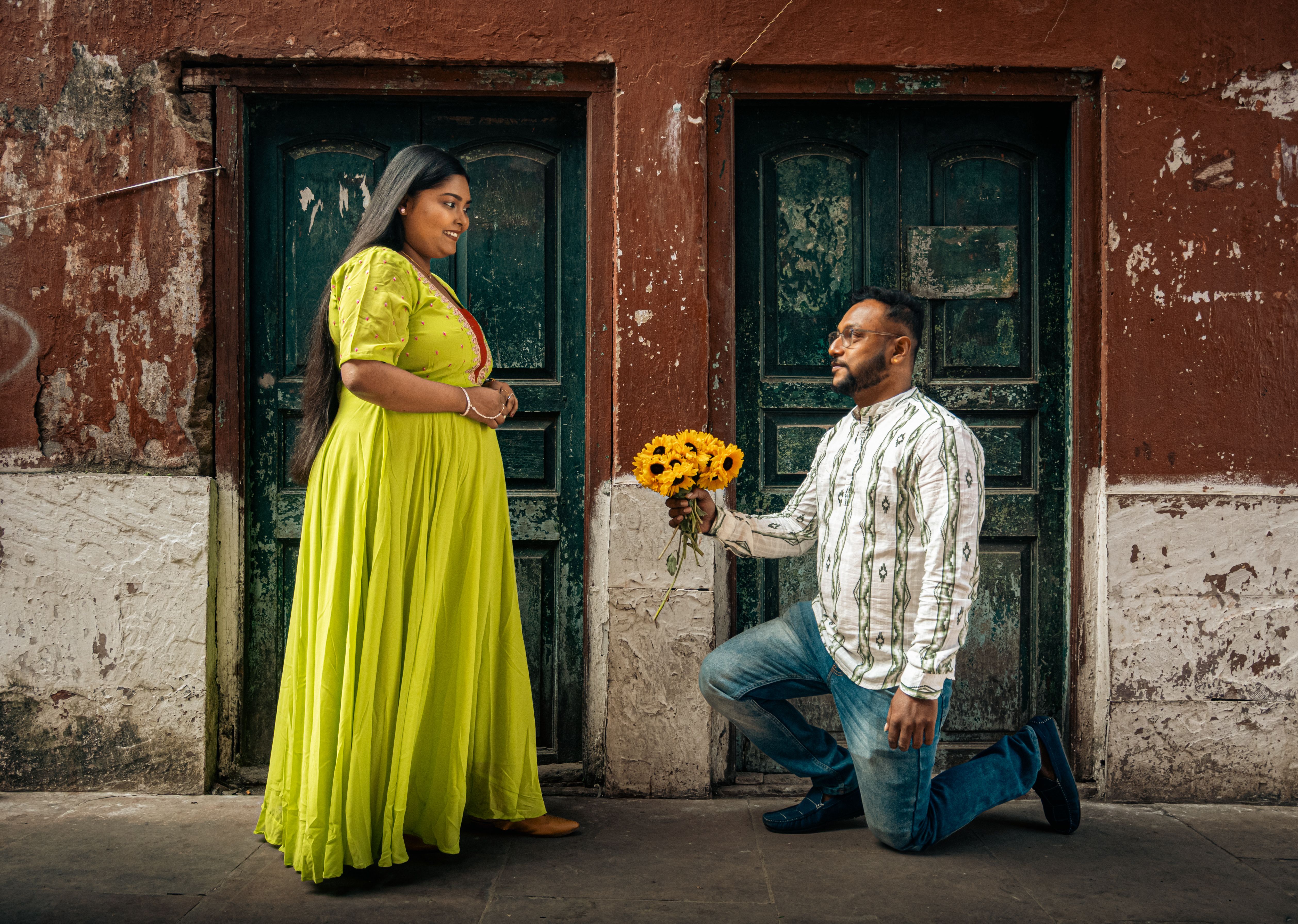 Proposal in Kolkata: A Romantic Gesture · Free Stock Photo