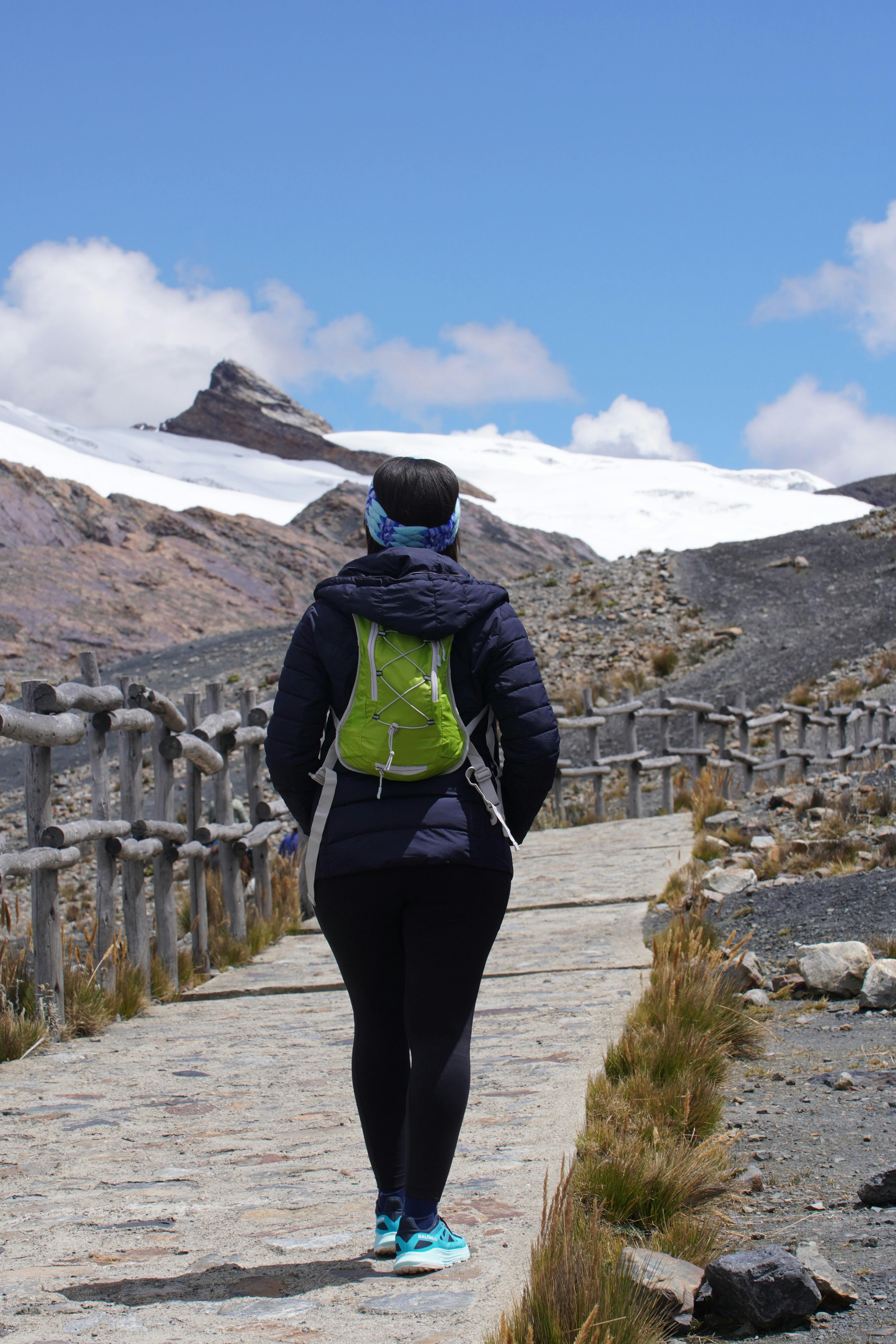 Caminante En Ruta En El Parque Nacional Huascarán, Perú · Foto de stock ...