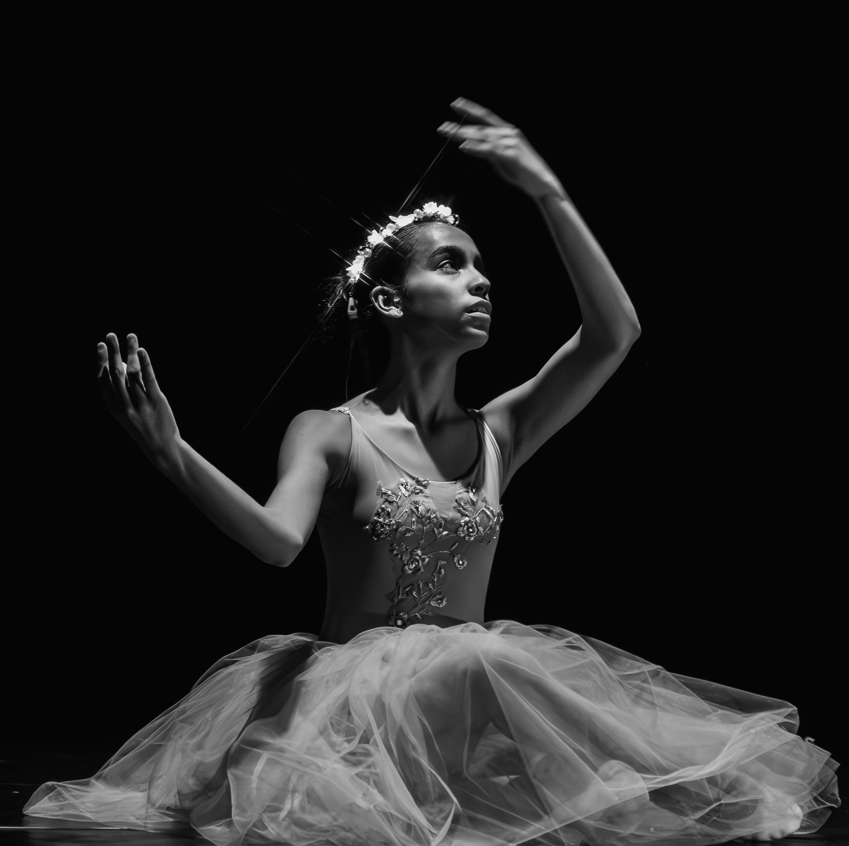 Elegante Bailarina En Retrato En Blanco Y Negro · Foto de stock gratuita