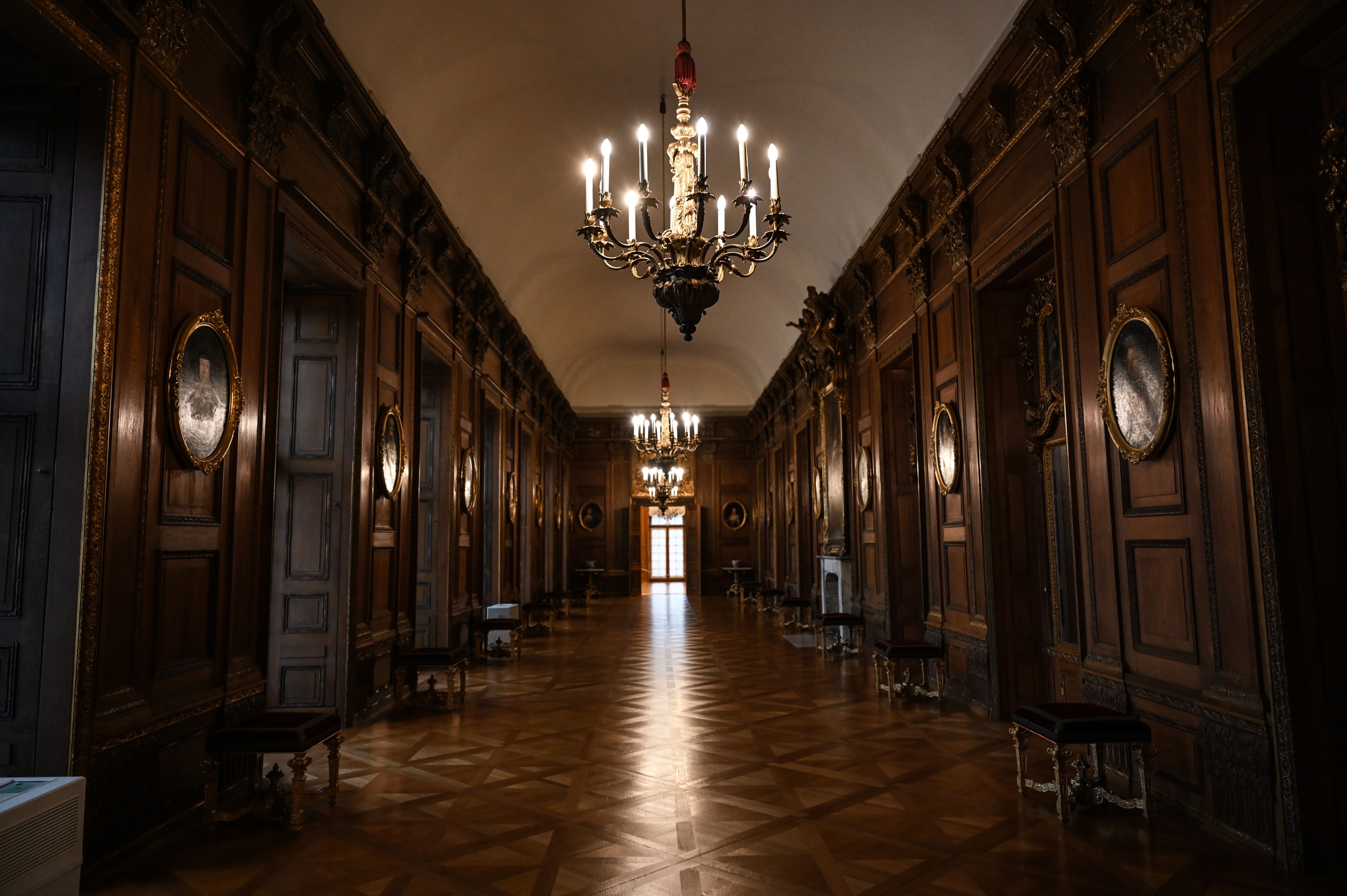 Elegant Grand Hall Way with Vintage Chandeliers · Free Stock Photo