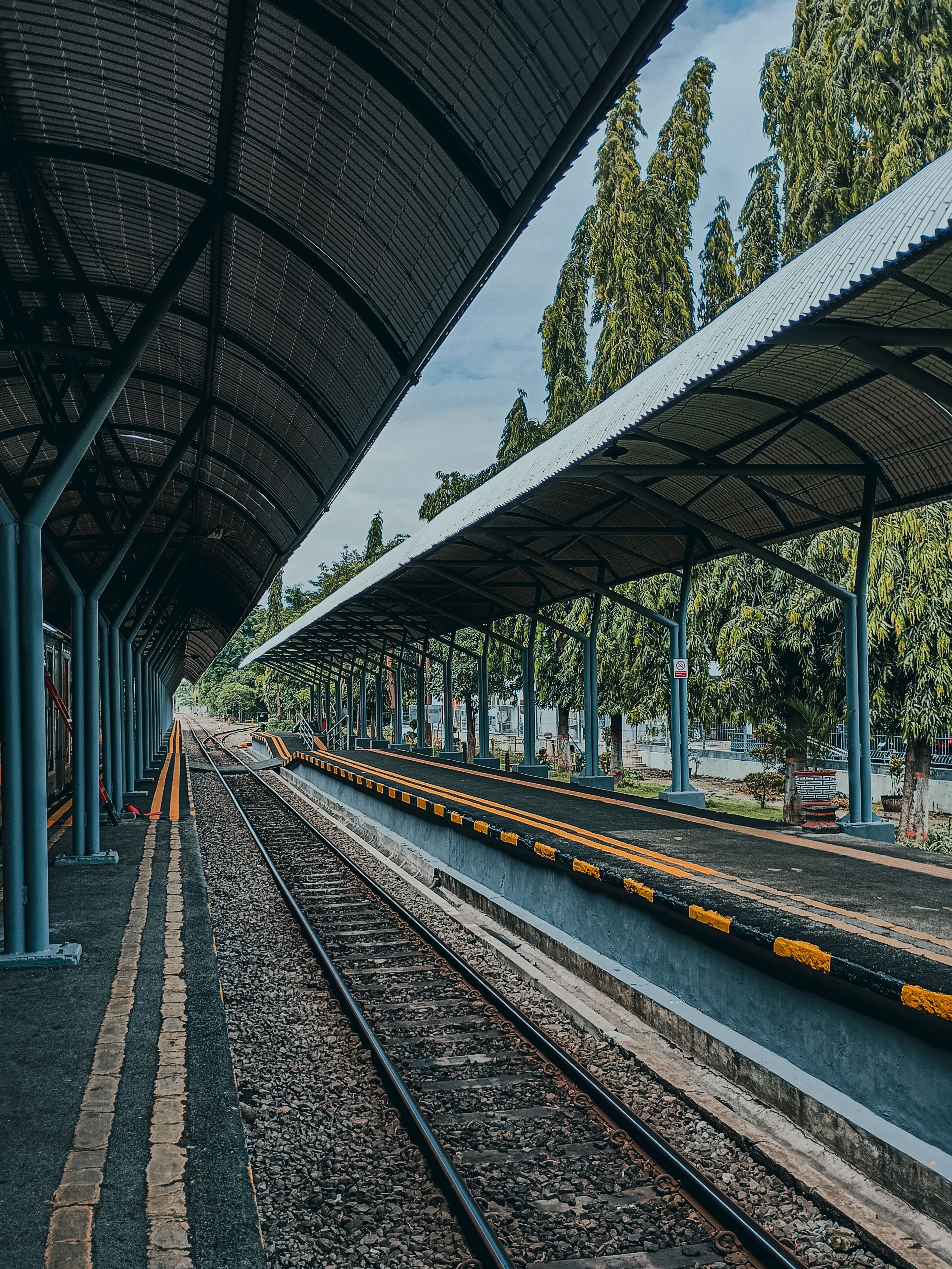 Andén Vacío De Una Estación De Tren En Un Entorno Natural · Foto de ...