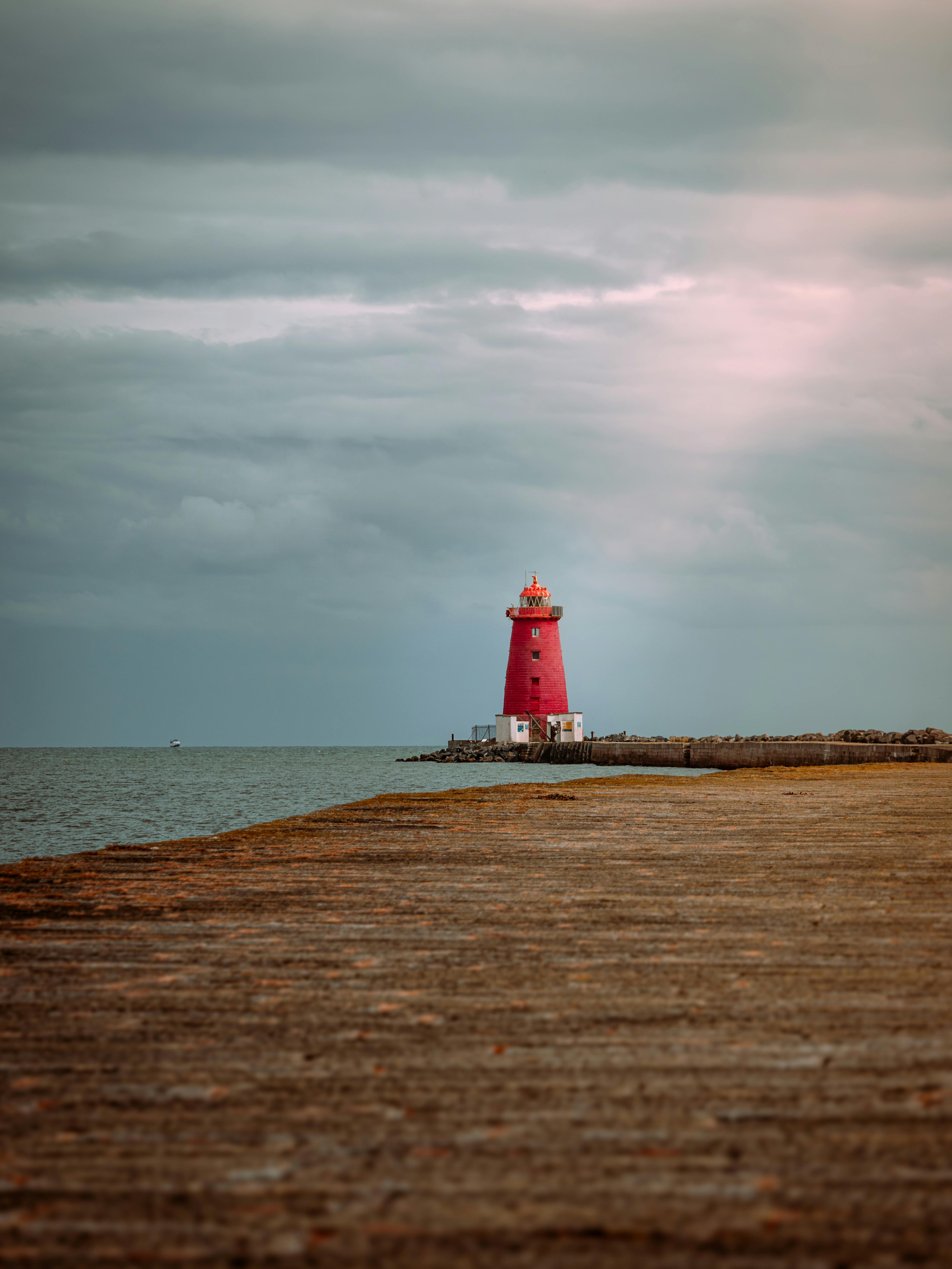 Faro Rojo En Un Muelle En Dublín, Irlanda · Foto de stock gratuita
