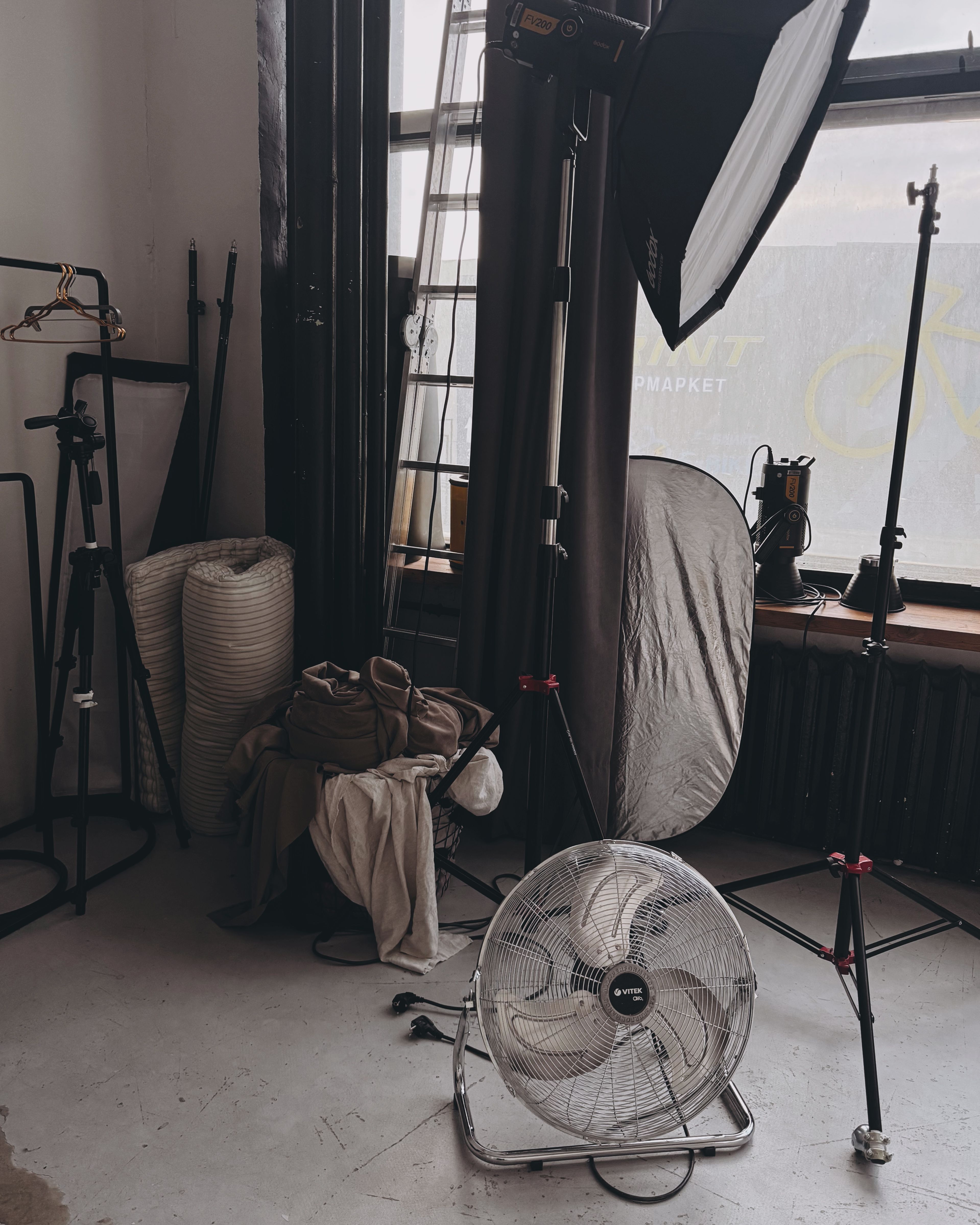 Cozy Photography Studio with Equipment · Free Stock Photo