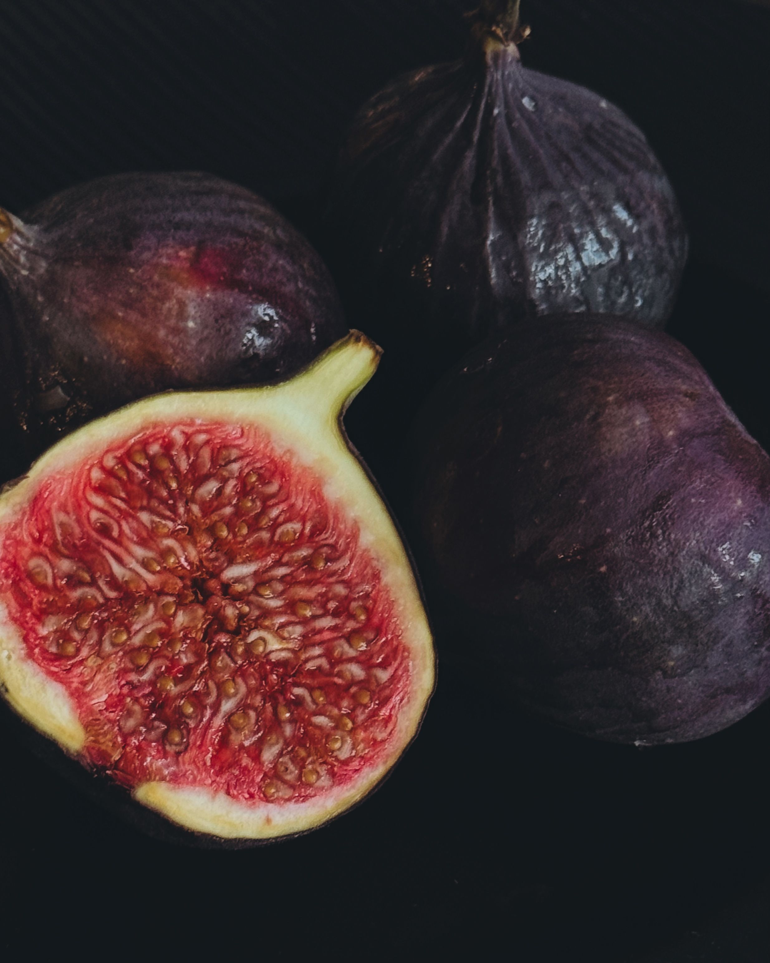 Close-up of Fresh Purple Figs on Dark Background · Free Stock Photo