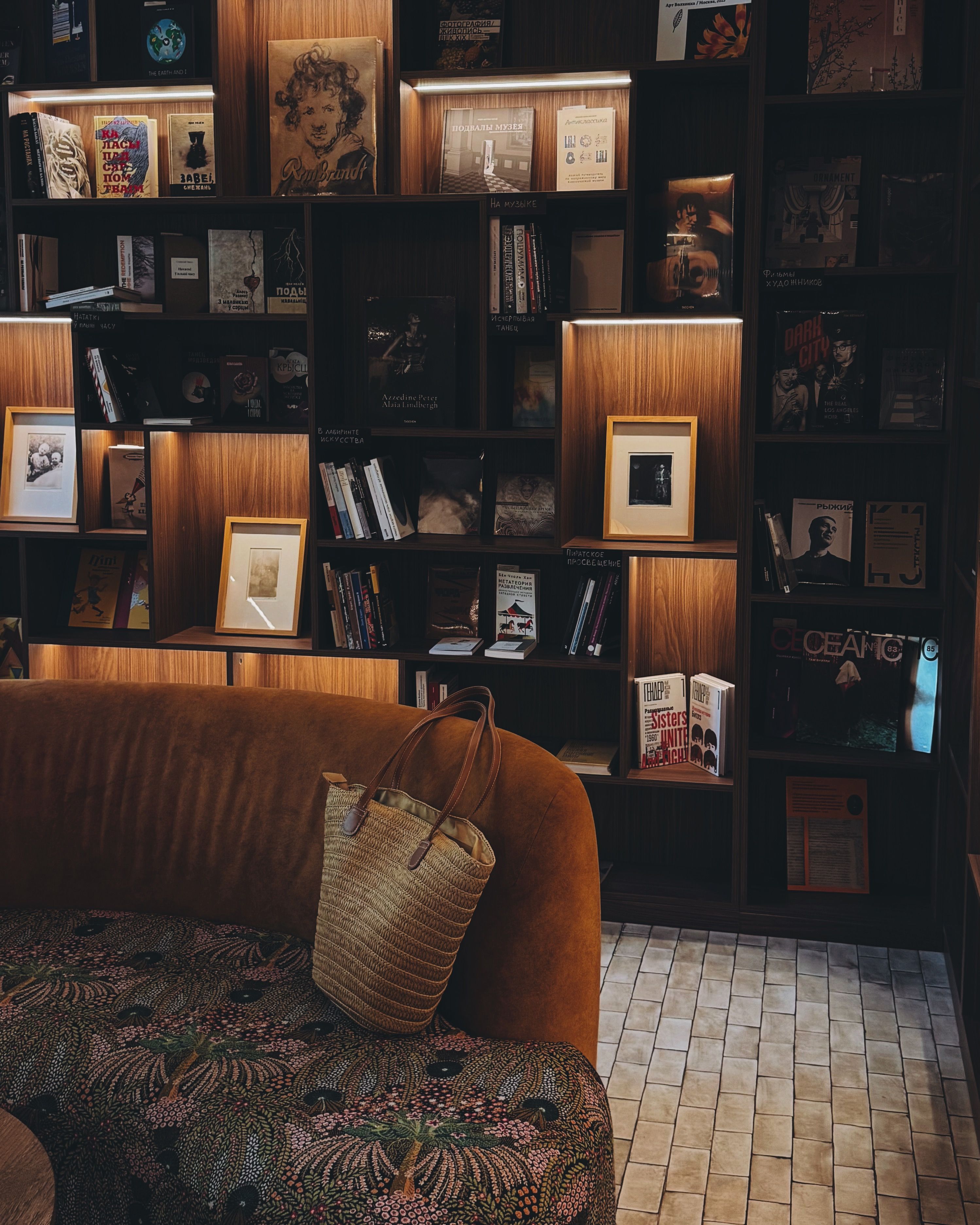 Cozy Reading Nook in a Modern Library · Free Stock Photo