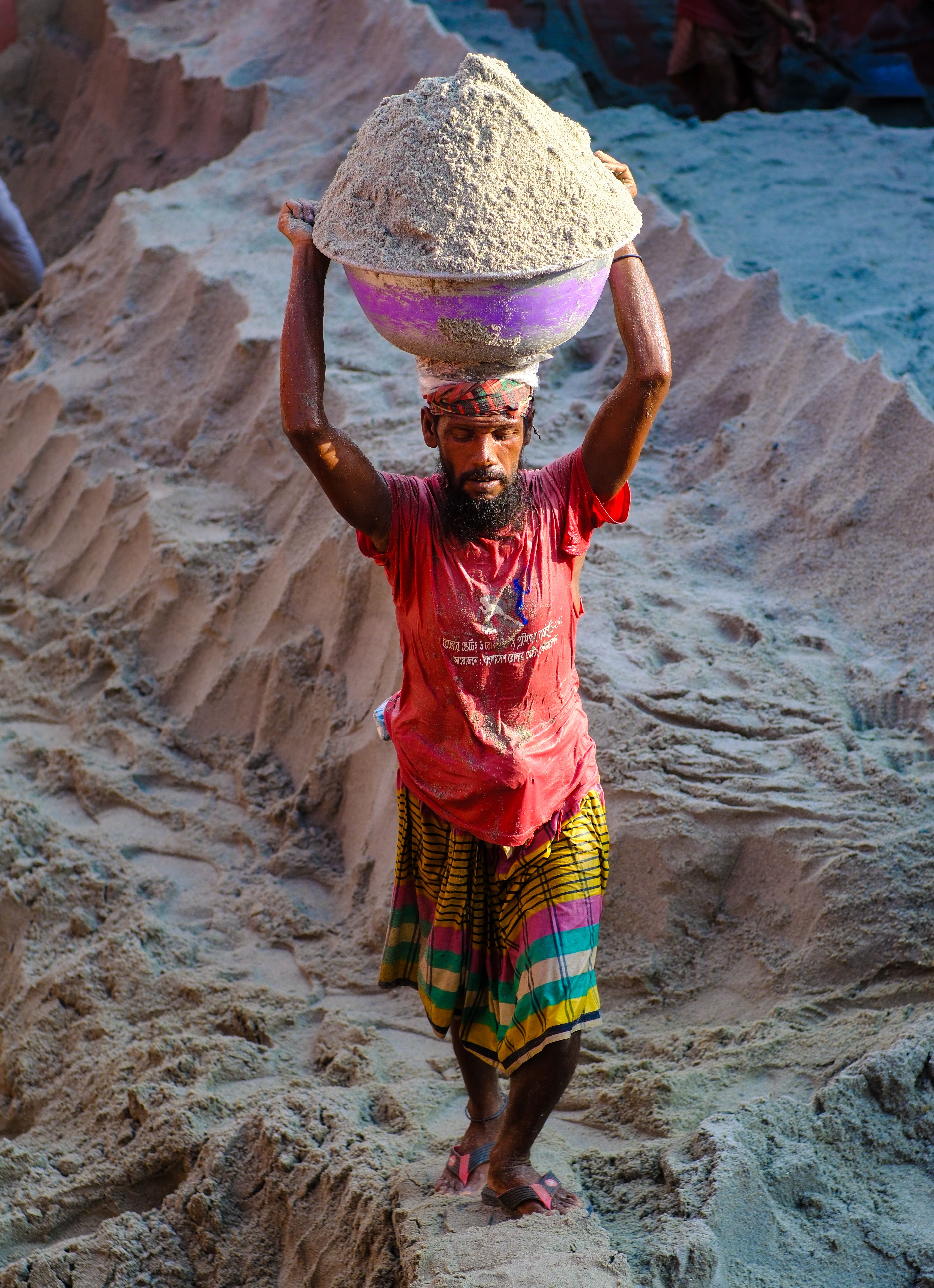 Laborer Carrying Sand in Dhaka, Bangladesh · Free Stock Photo