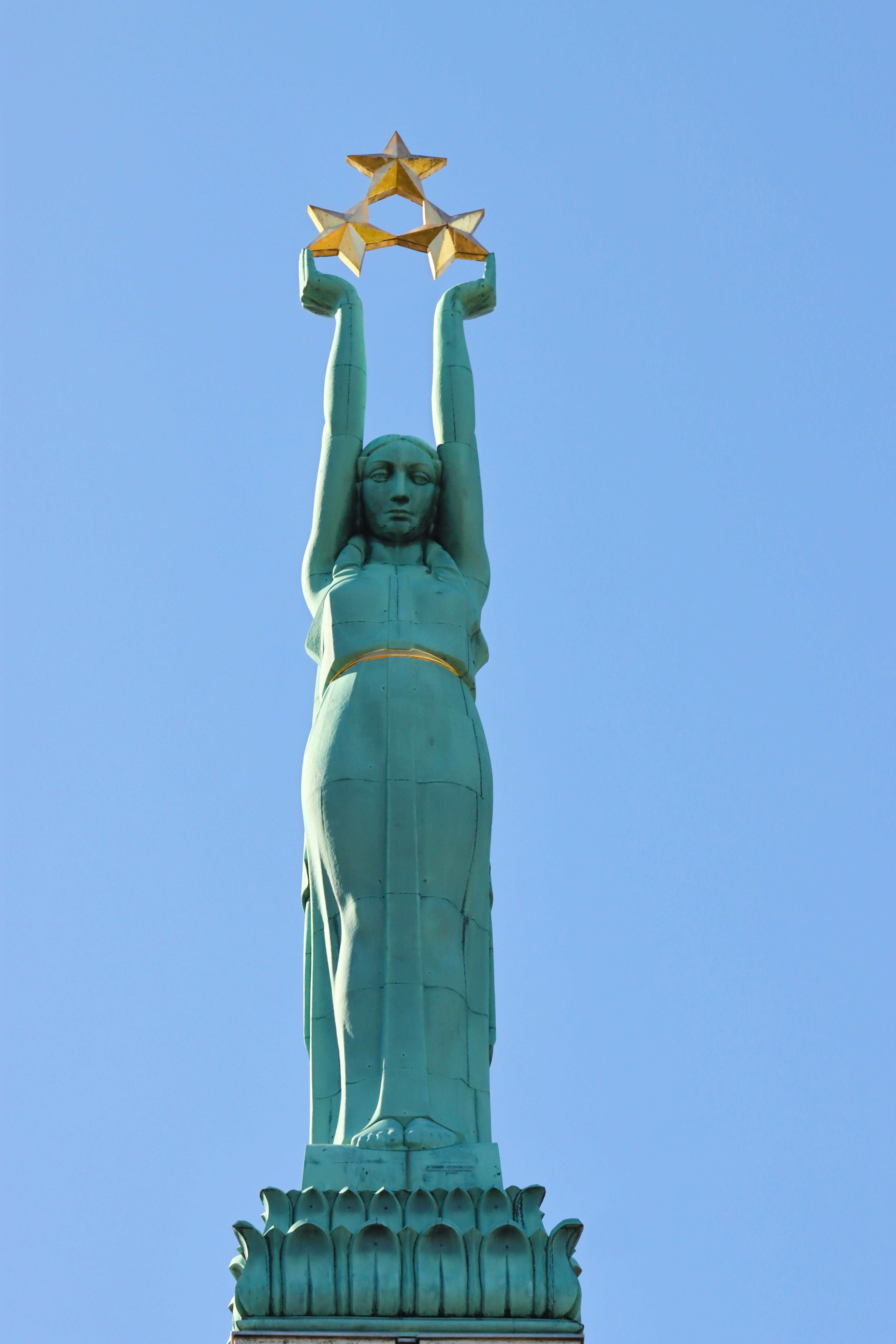 Monumento A La Libertad De Riga, Letonia, Contra El Cielo Azul · Foto ...
