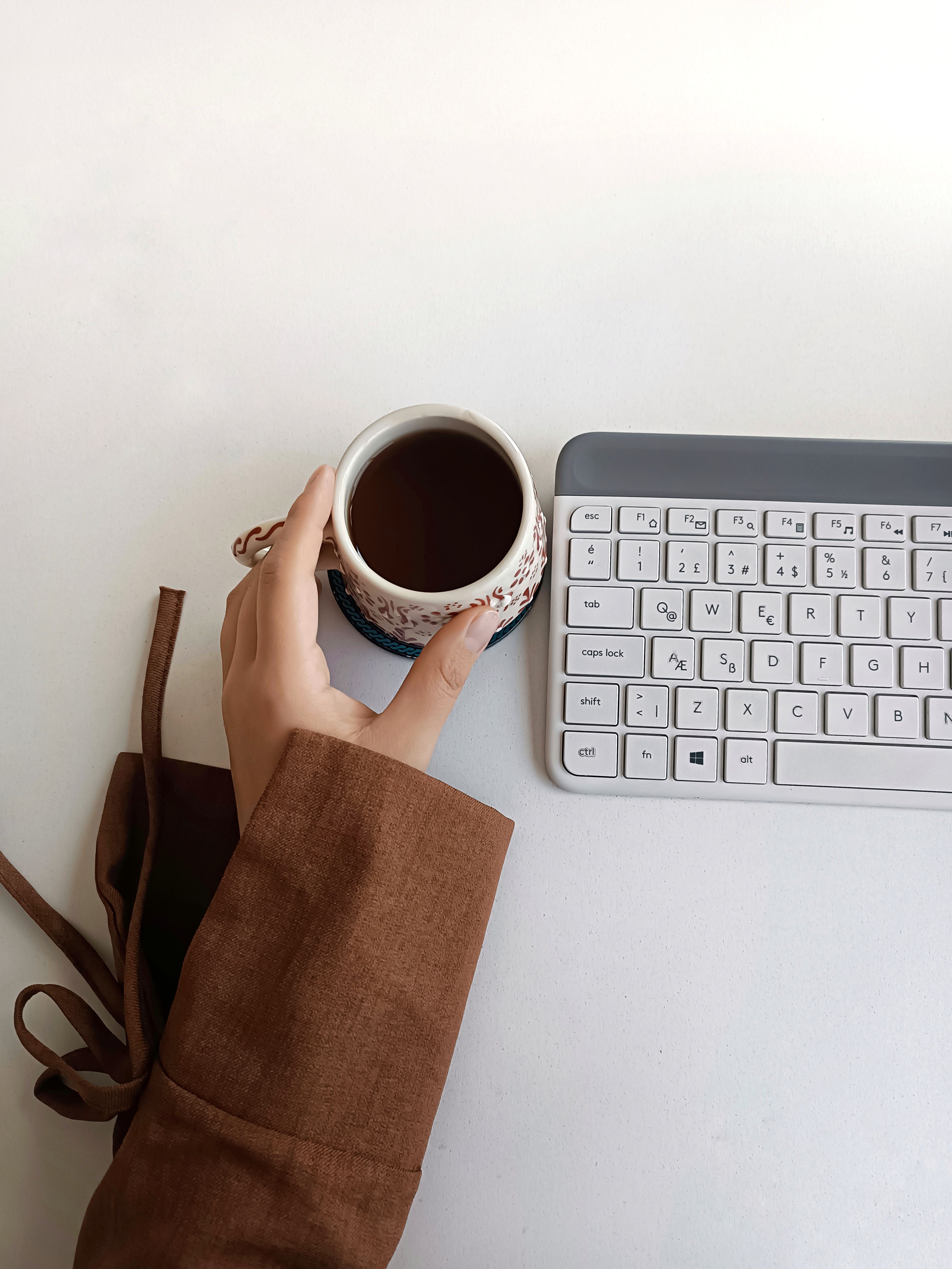 Espacio De Trabajo Minimalista Con Café Y Teclado · Foto de stock gratuita