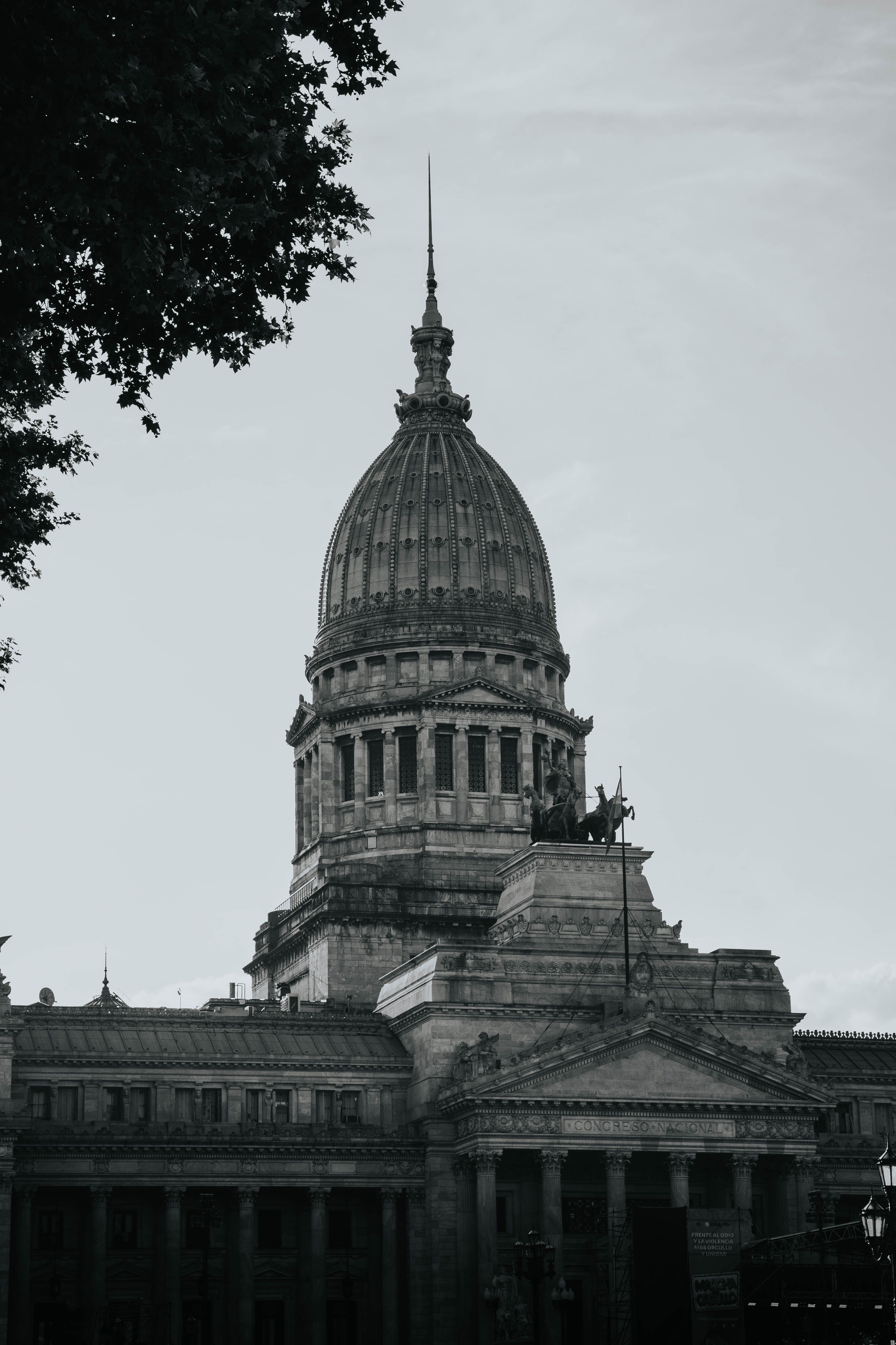 Black and White View of Iconic Building Dome · Free Stock Photo