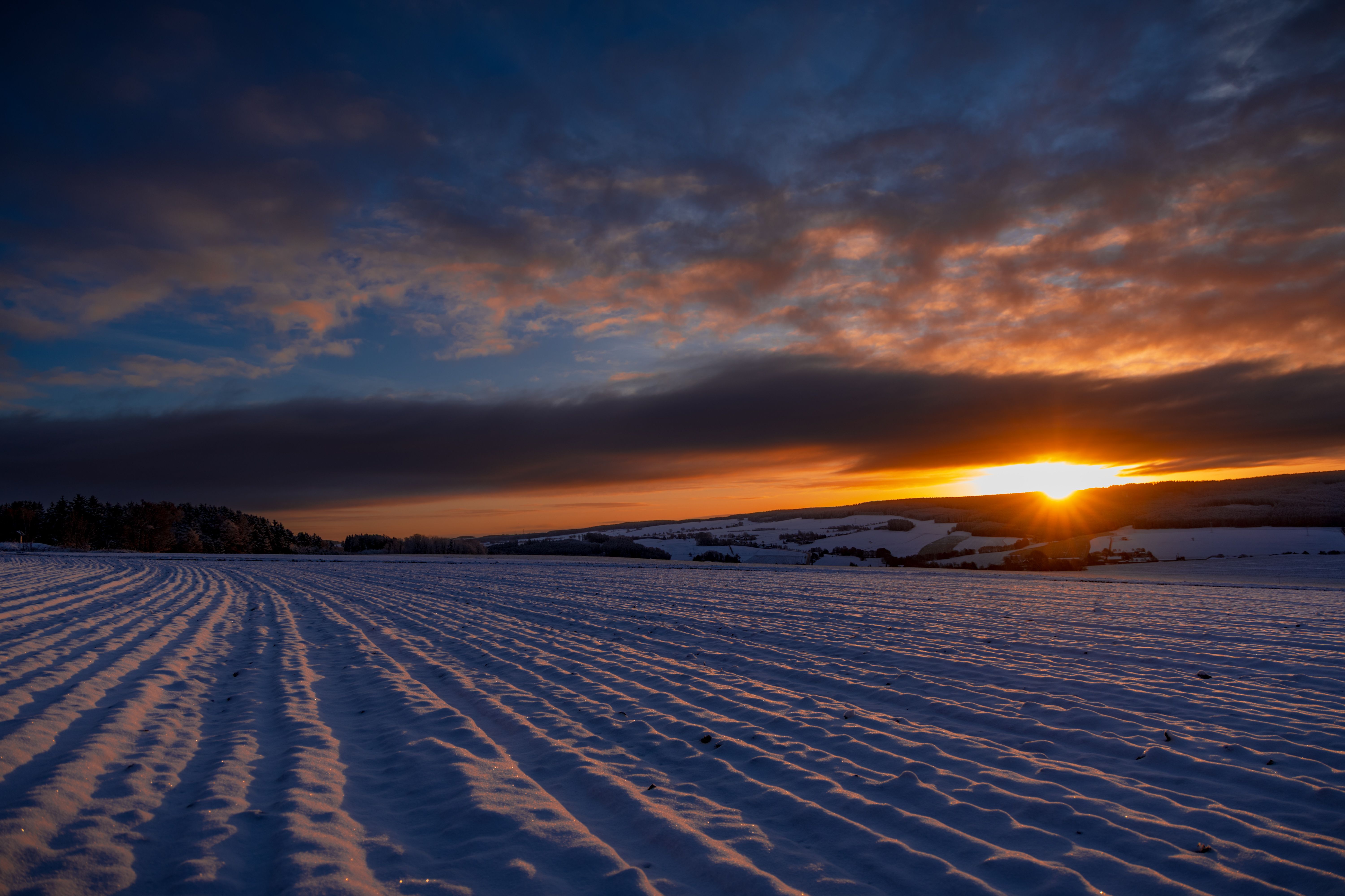 Winter Sunrise Over Snow-Covered Field · Free Stock Photo