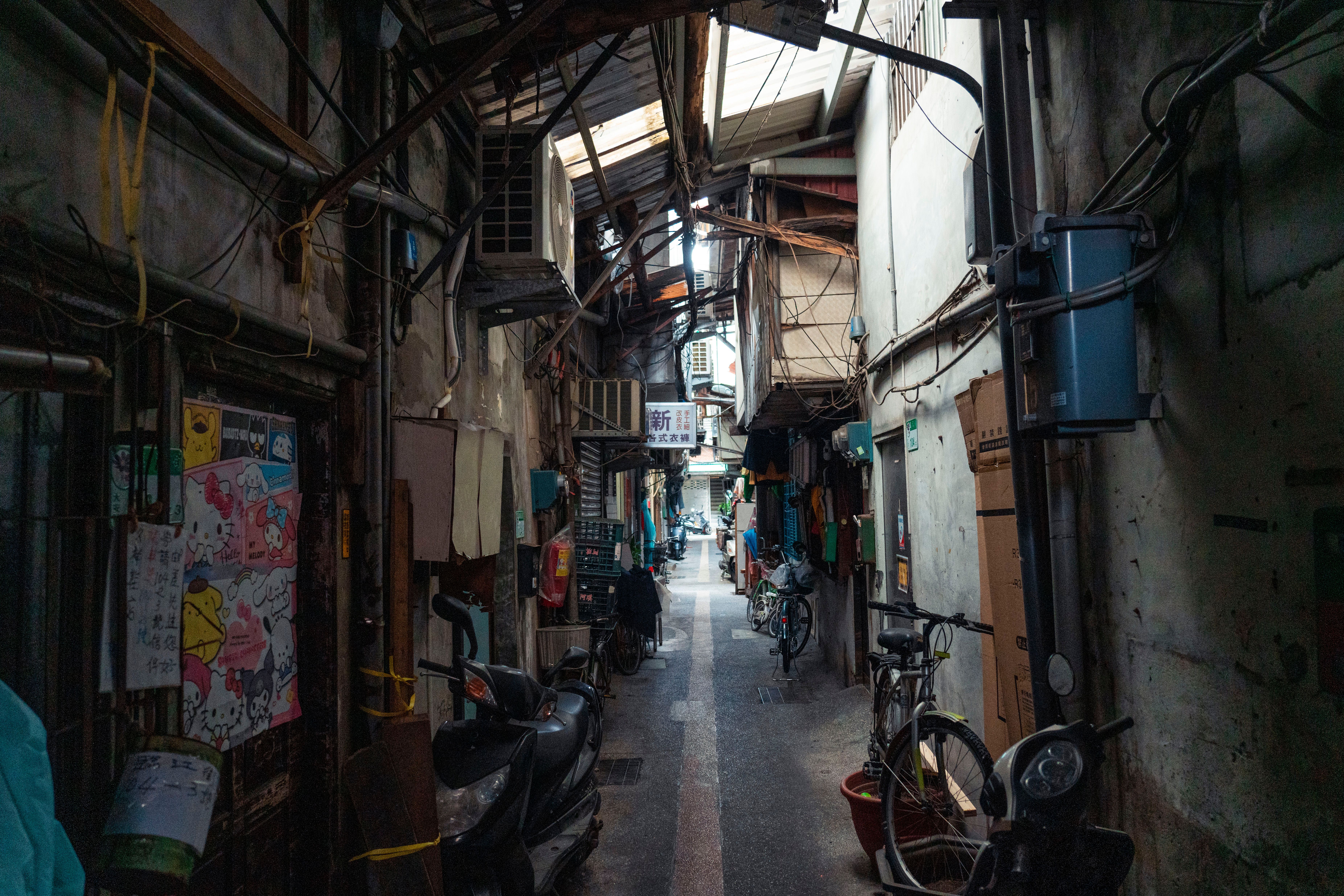 Narrow Alleyway in Taipei City, Taiwan · Free Stock Photo
