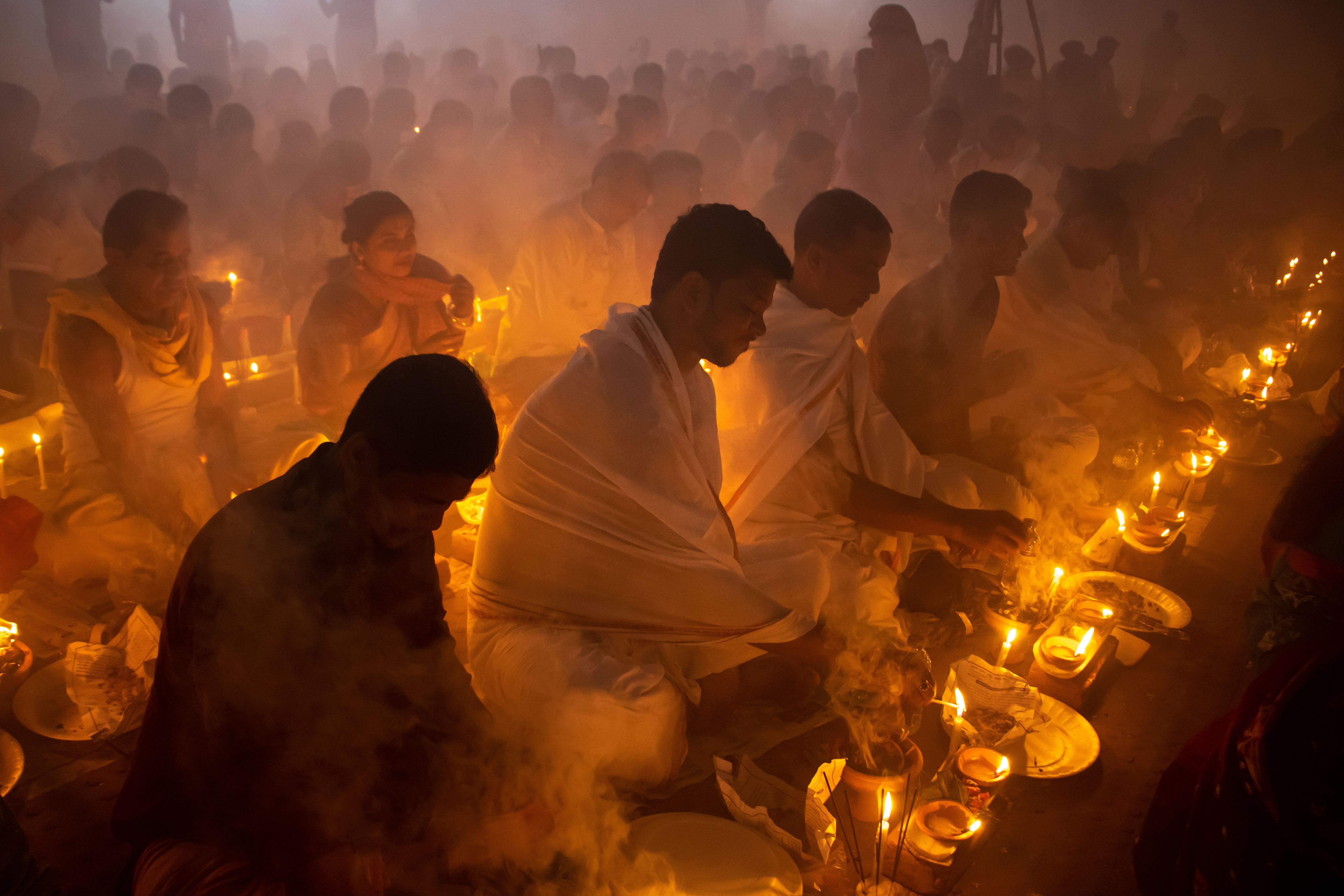 Candlelit Spiritual Gathering with Atmosphere · Free Stock Photo