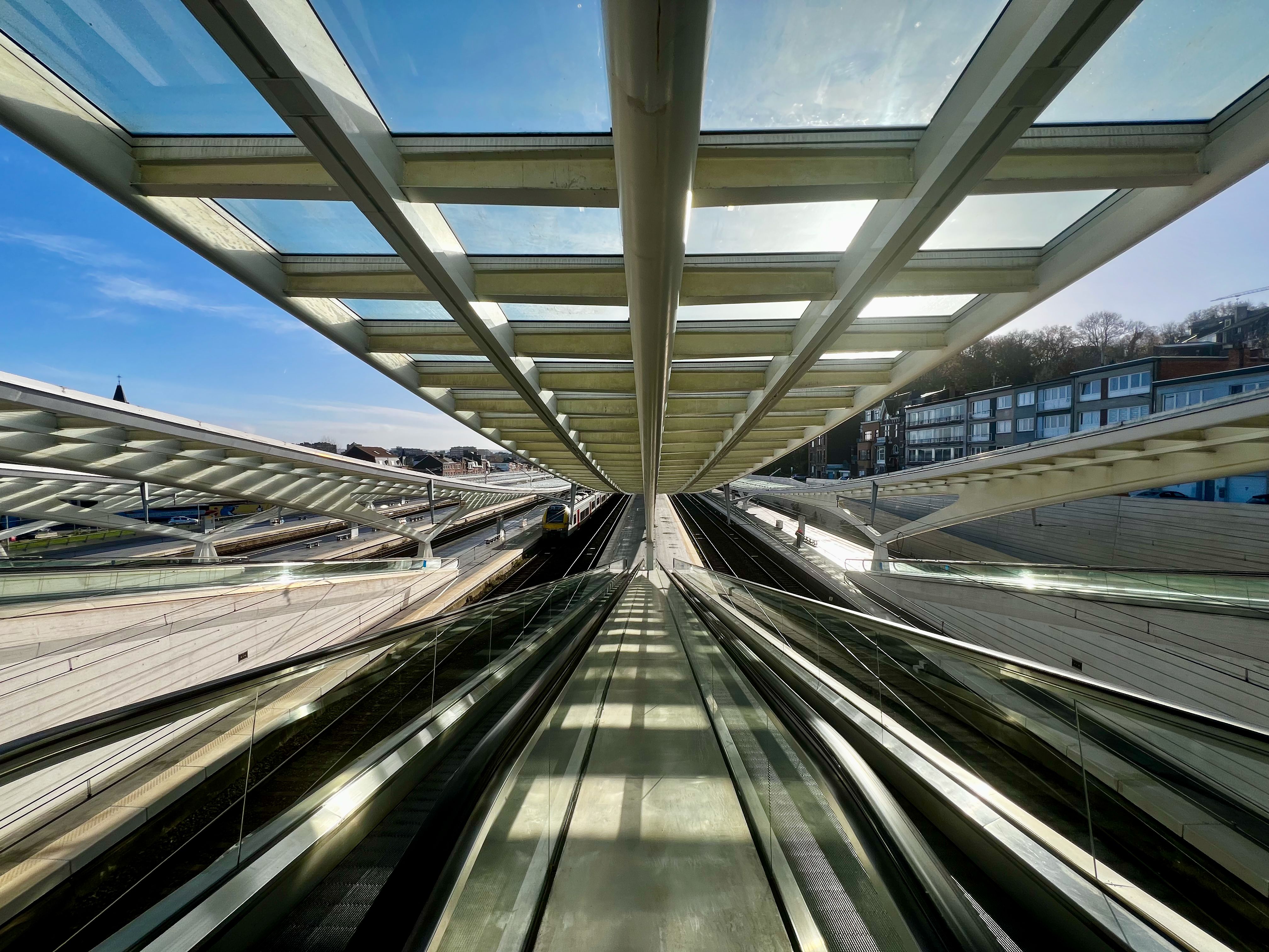 Stasiun Kereta API Modern Dengan Arsitektur Atap Kaca · Foto Stok Gratis