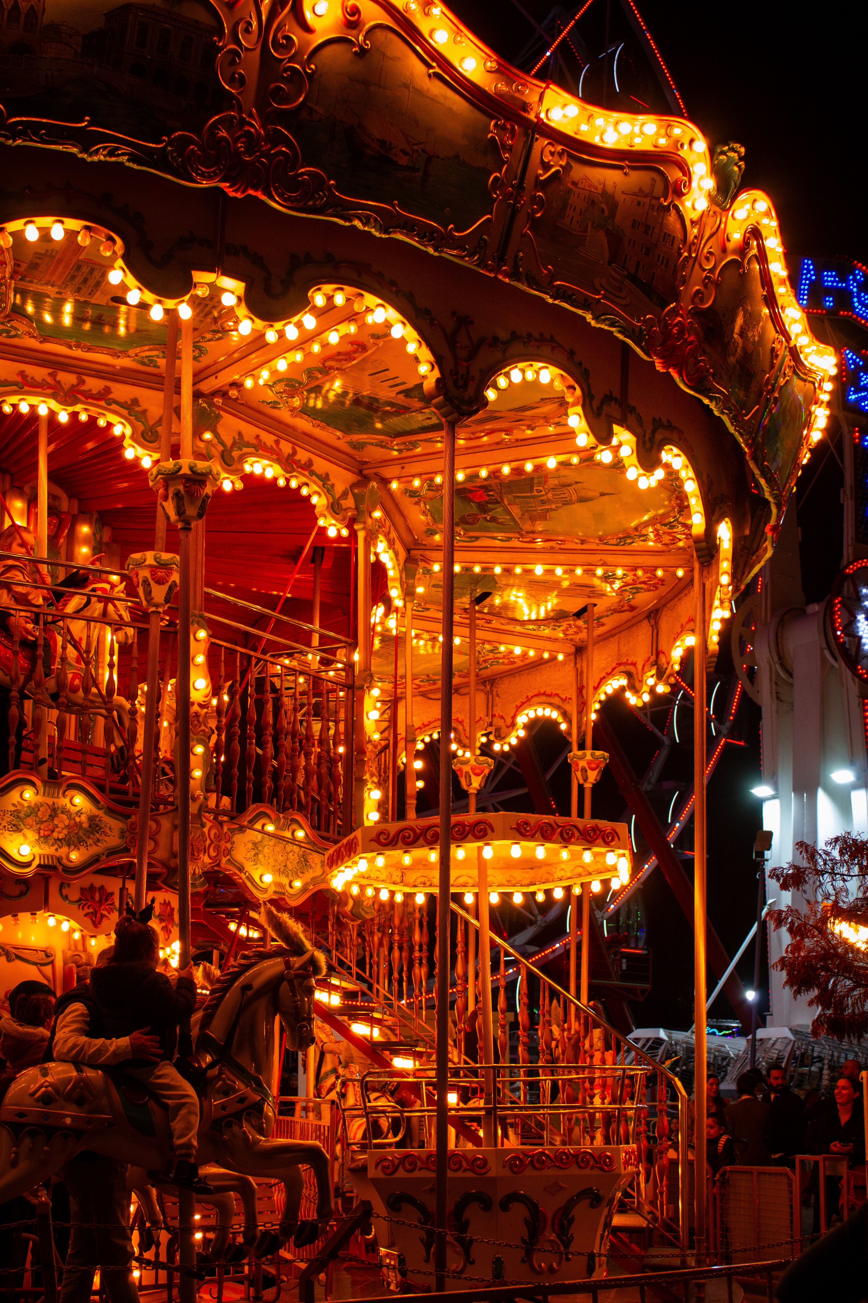 Vibrant Night Carousel Ride in Bursa, Türkiye · Free Stock Photo