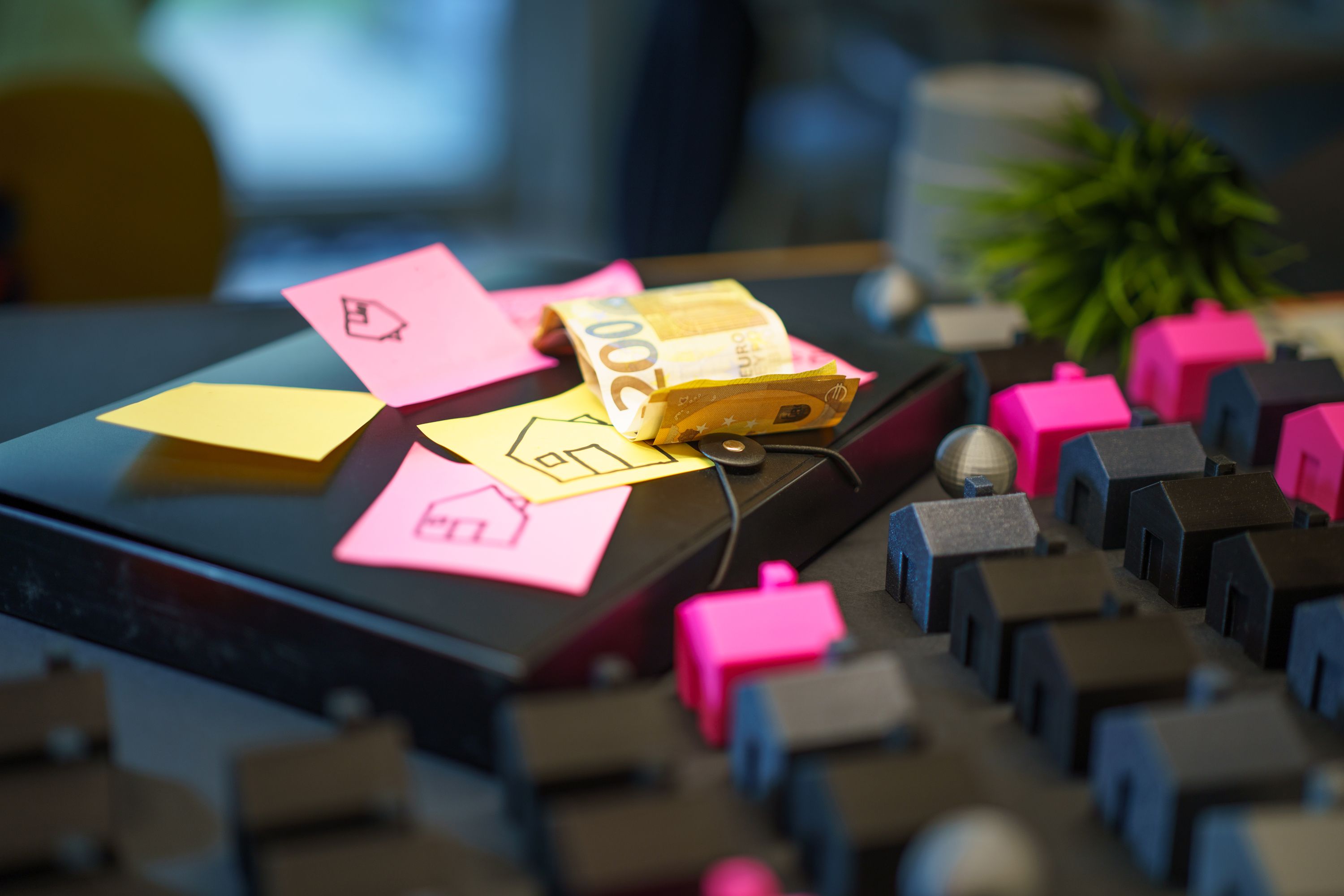 Euro Banknotes and Sticky Notes with House Icons · Free Stock Photo