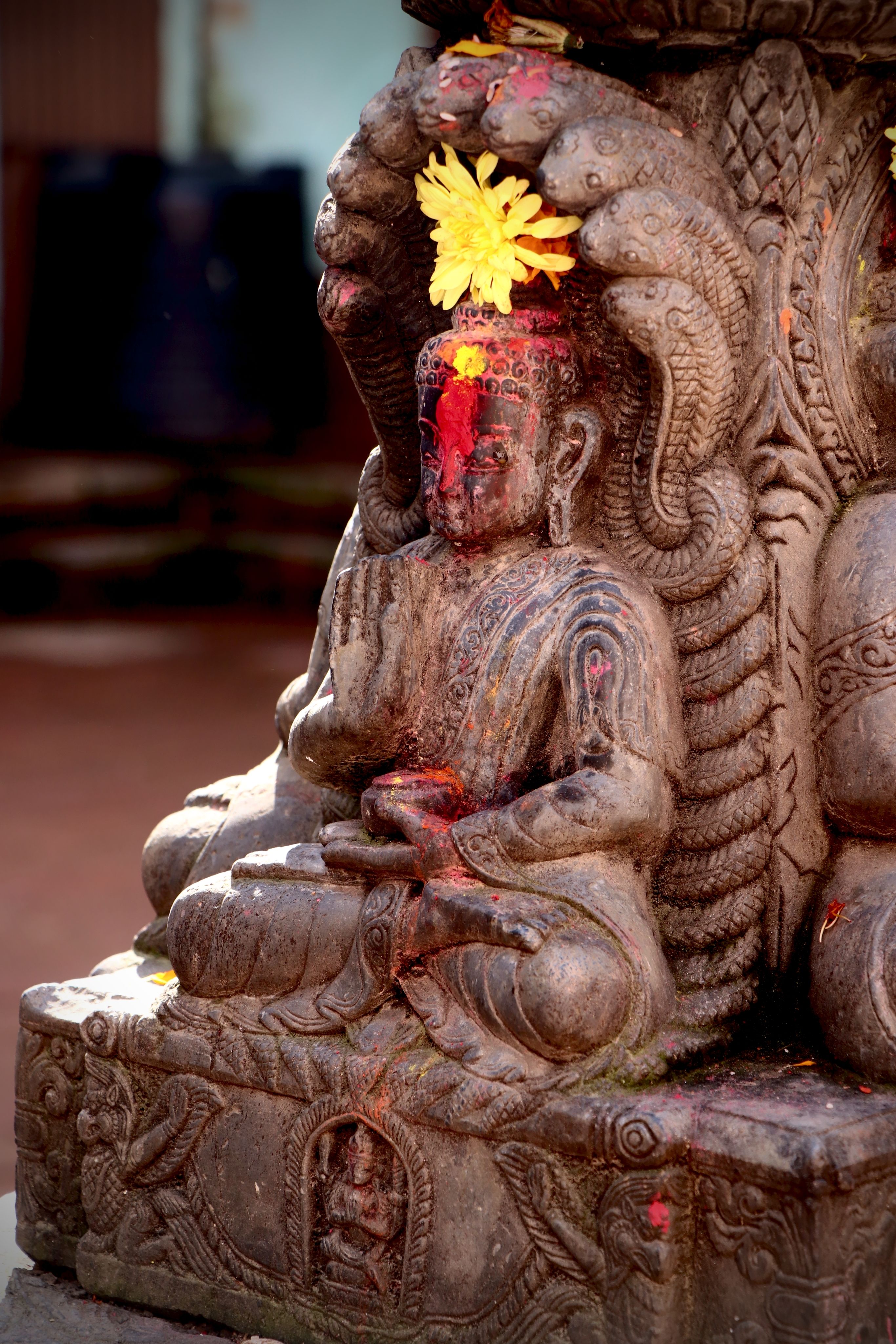 Sculpture Sereine De Bouddha En Pierre Avec Offrande Florale · Photo ...