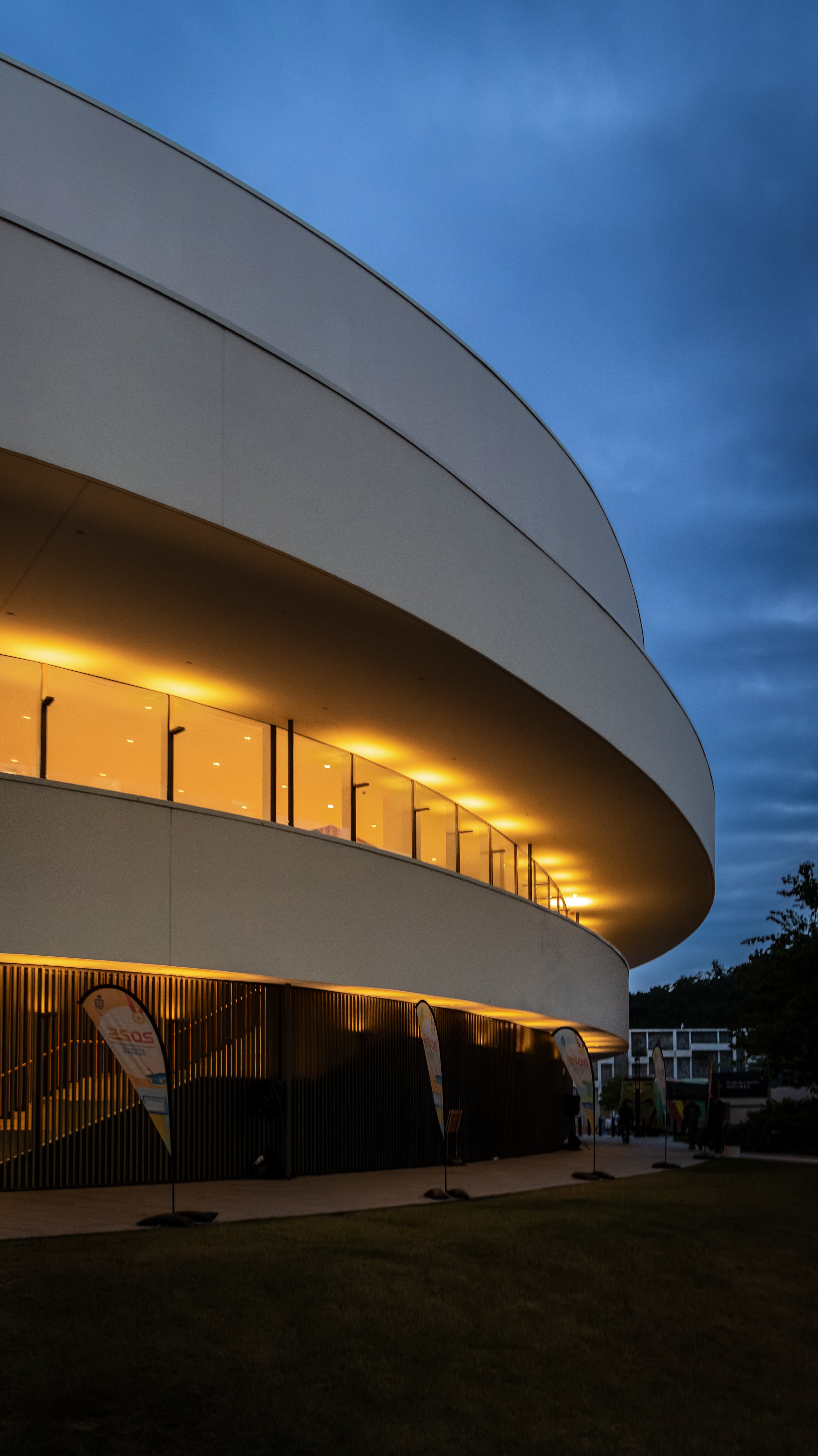 Contemporary Building at Twilight with Warm Lighting · Free Stock Photo