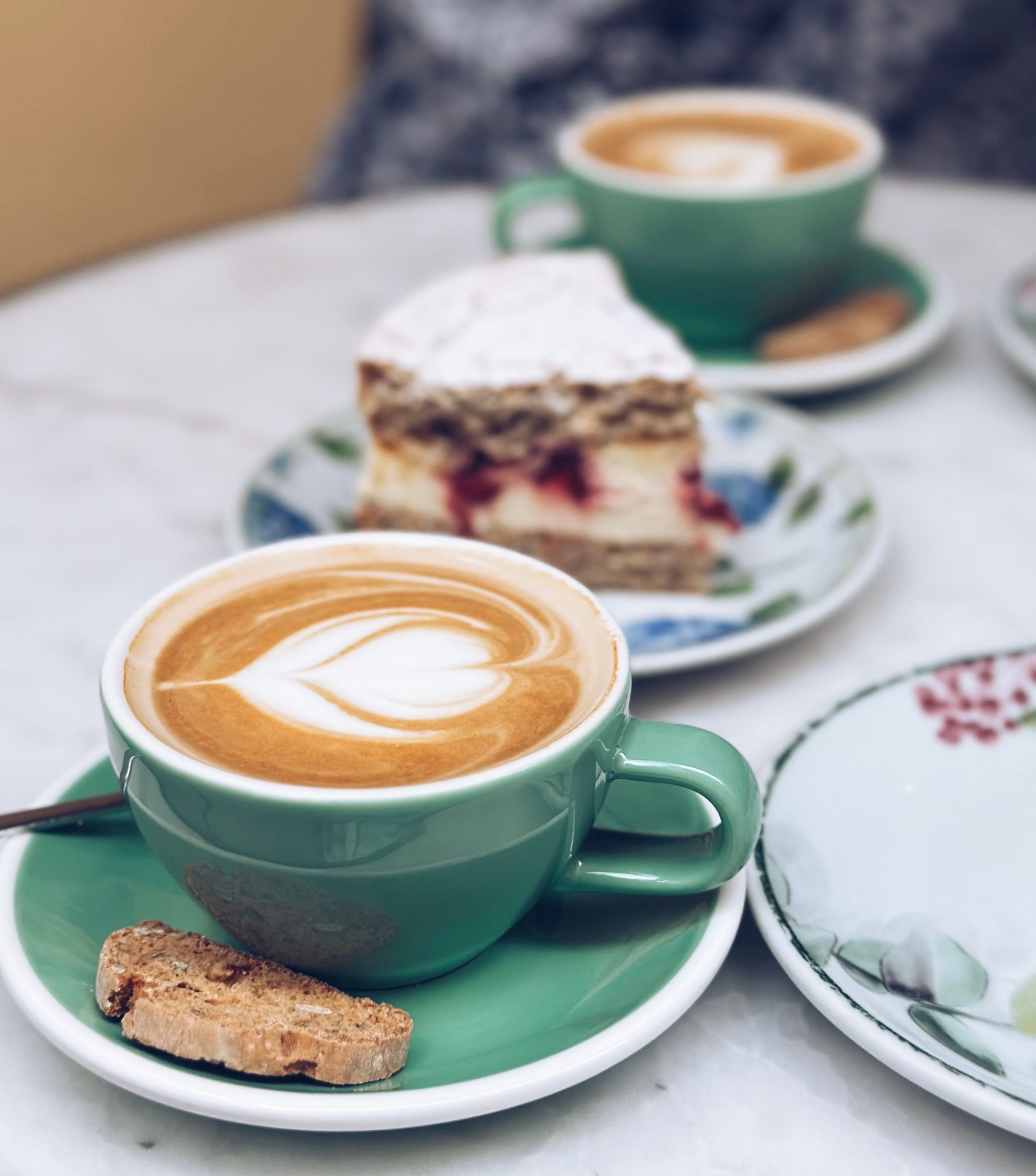 Capuchino Y Postre Sobre Mesa De Mármol En El Café De Estambul · Foto ...